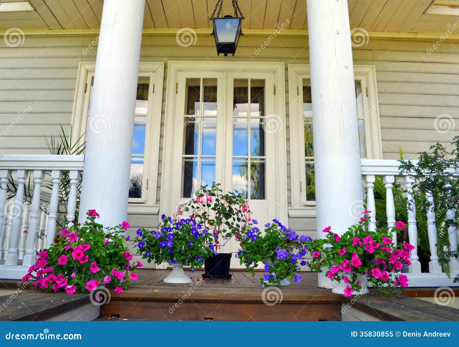 Maison avec des colonnes. image stock. Image du feuillage - 35830855