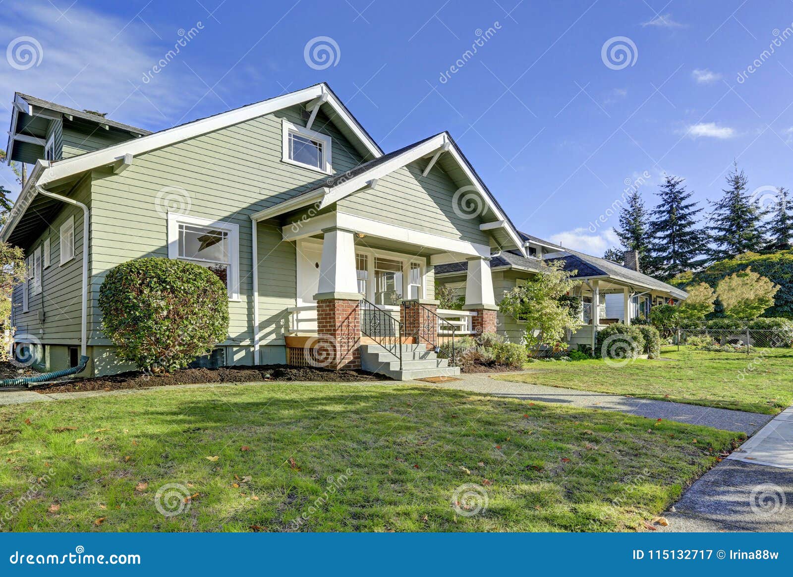 Maison Avec Du Charme D'artisan Avec Un Perron Couvert Image stock ...