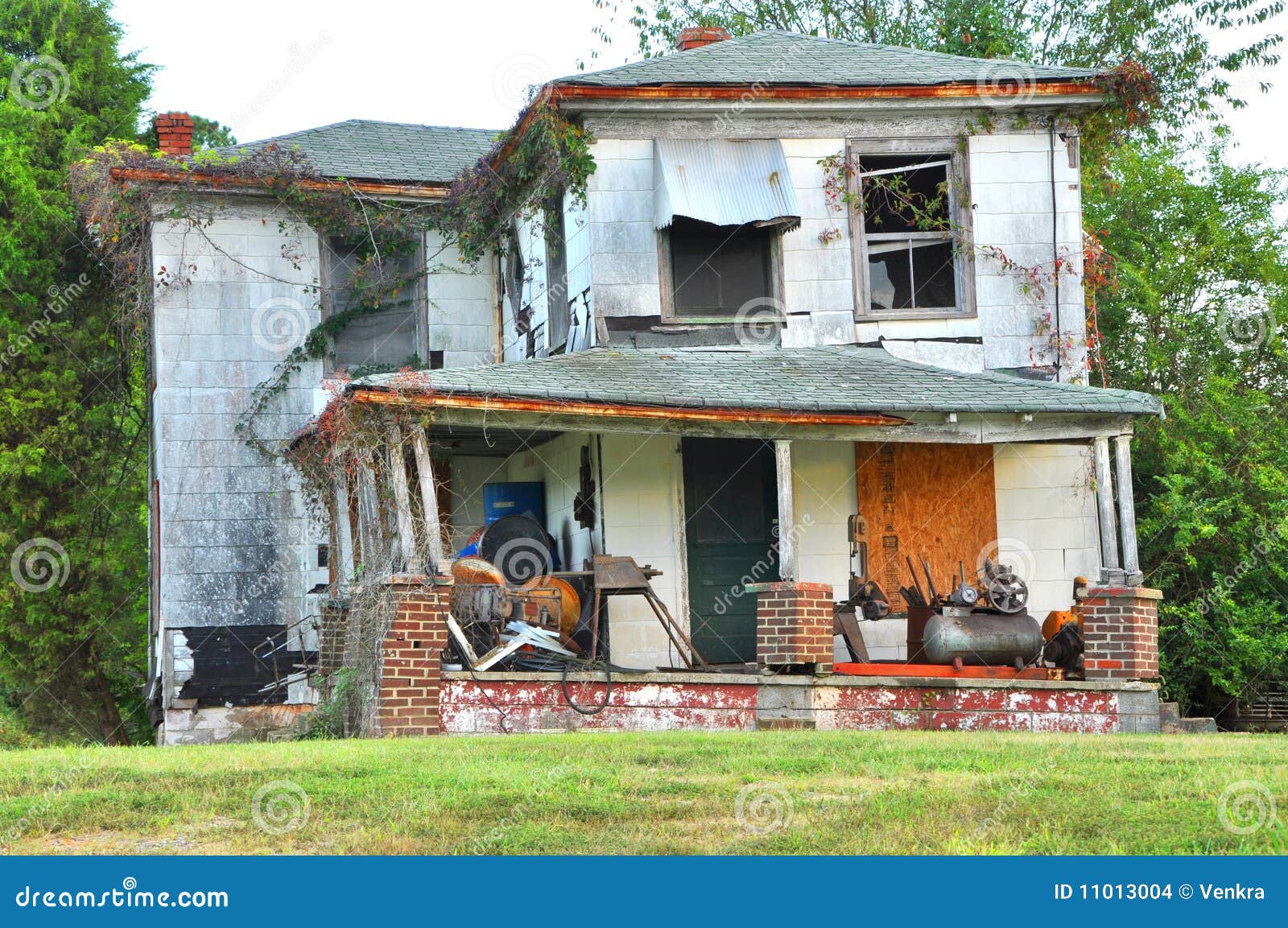 Maison cassée photo stock. Image du fermier, ferme, ruine - 11013004