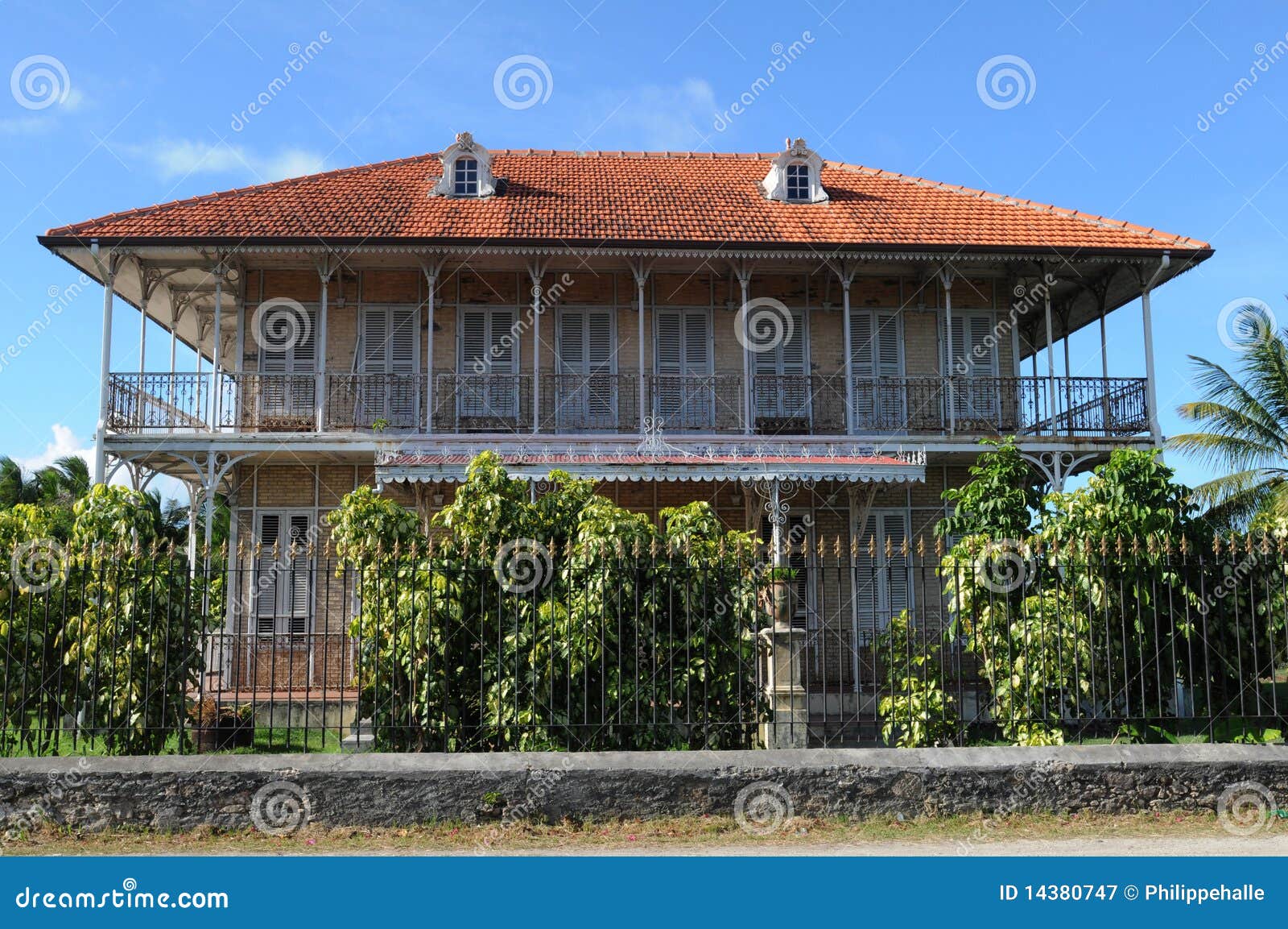 Maison coloniale image stock. Image du acier, maison - 14380747