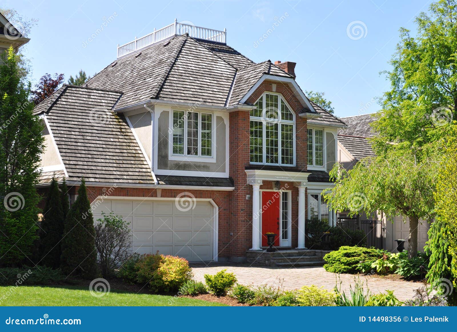 Maison Contemporaine Avec Un Balcon Photo stock - Image du balcon, ciel ...
