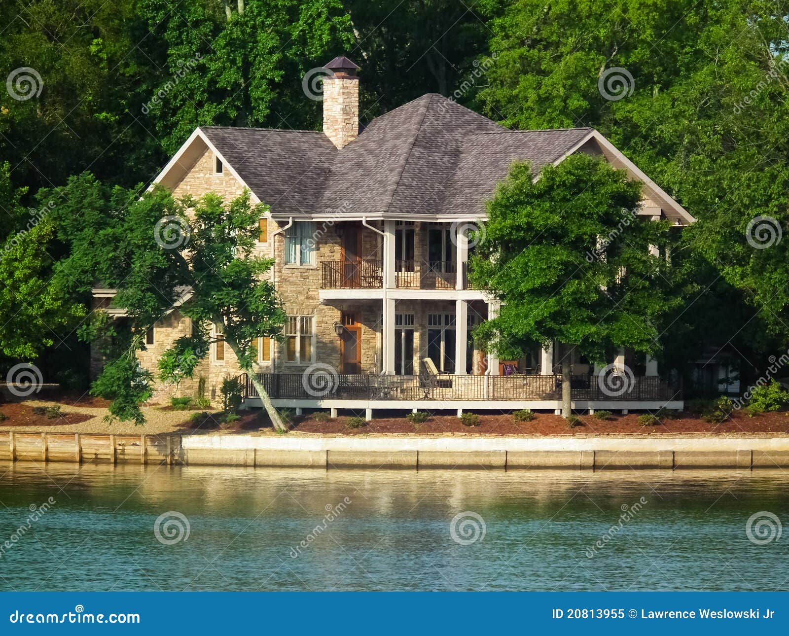Maison De Bord De Mer - Haut Lac Rock, or Image stock - Image du ...