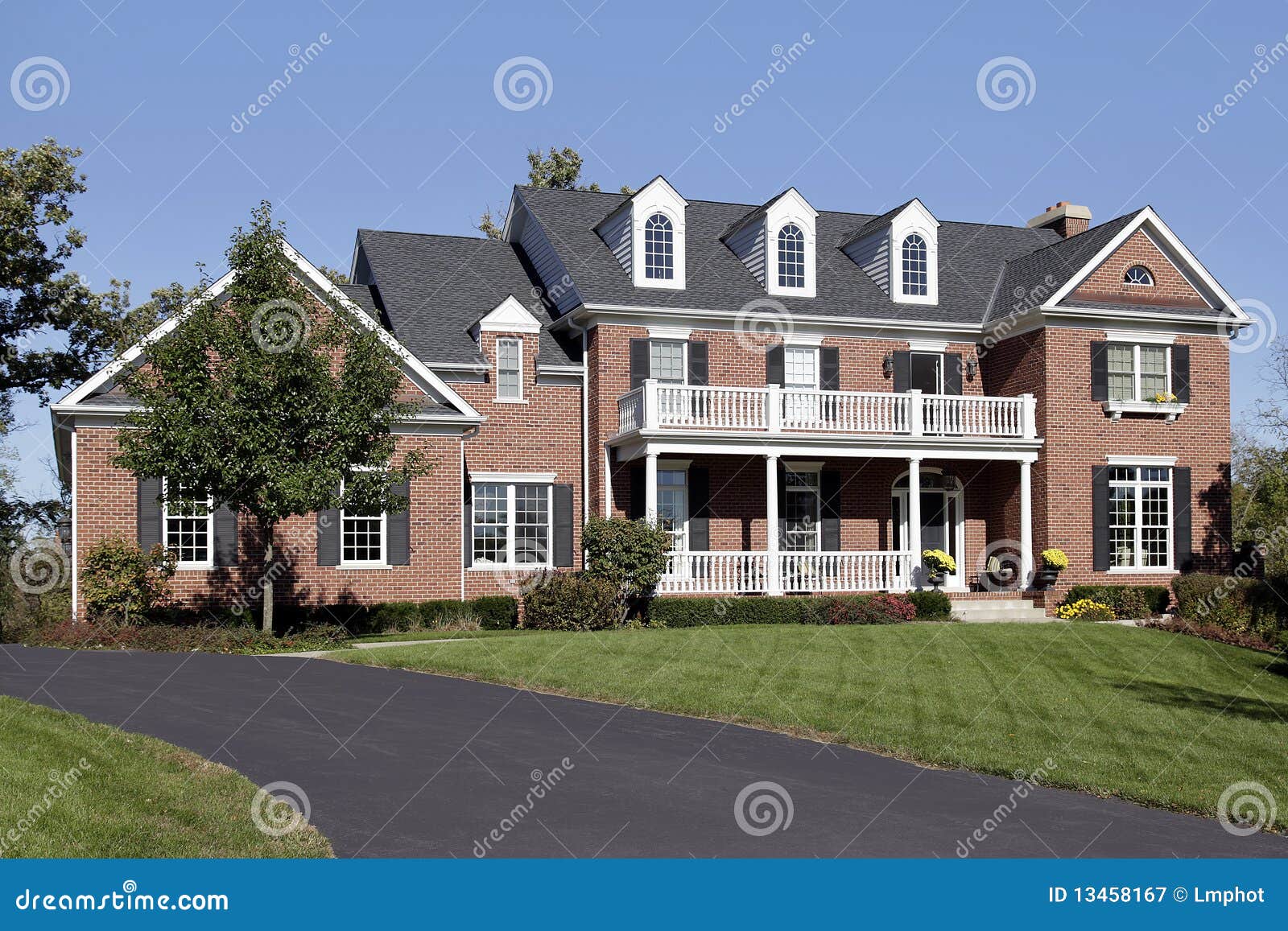 Maison De Brique Avec Le Balcon Et Le Porche Avant Image stock - Image ...