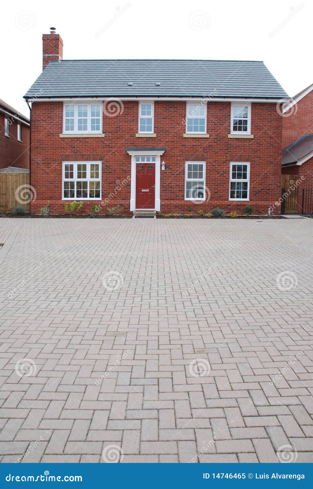 Maison de brique rouge image stock. Image du isolement - 14746465