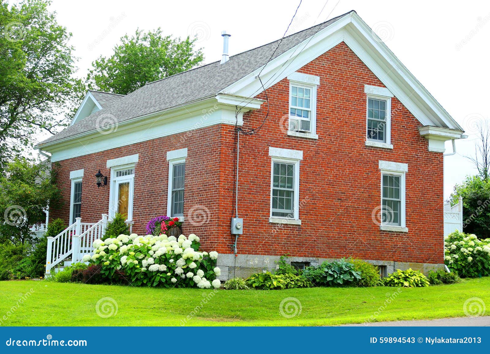 Maison de brique rouge image stock. Image du brique, allumé - 59894543
