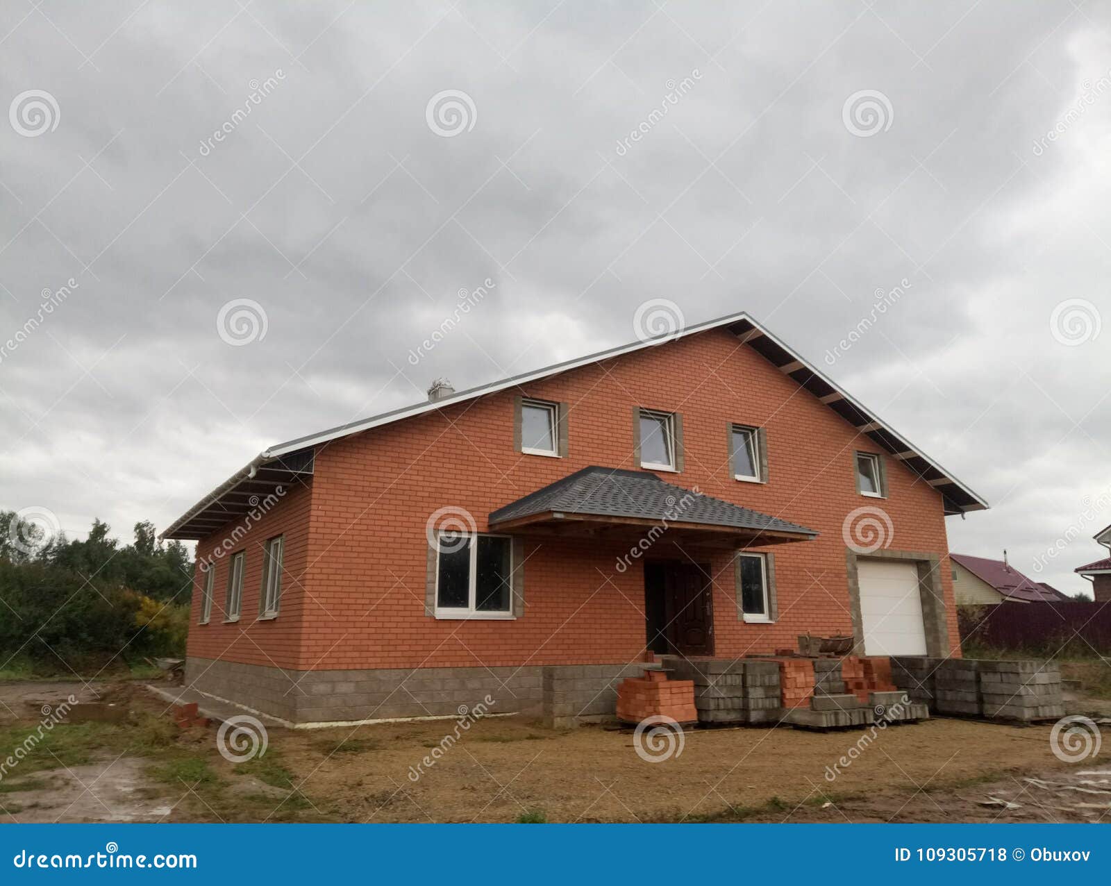 Maison De Brique Rouge En Construction Photo stock - Image du trame ...