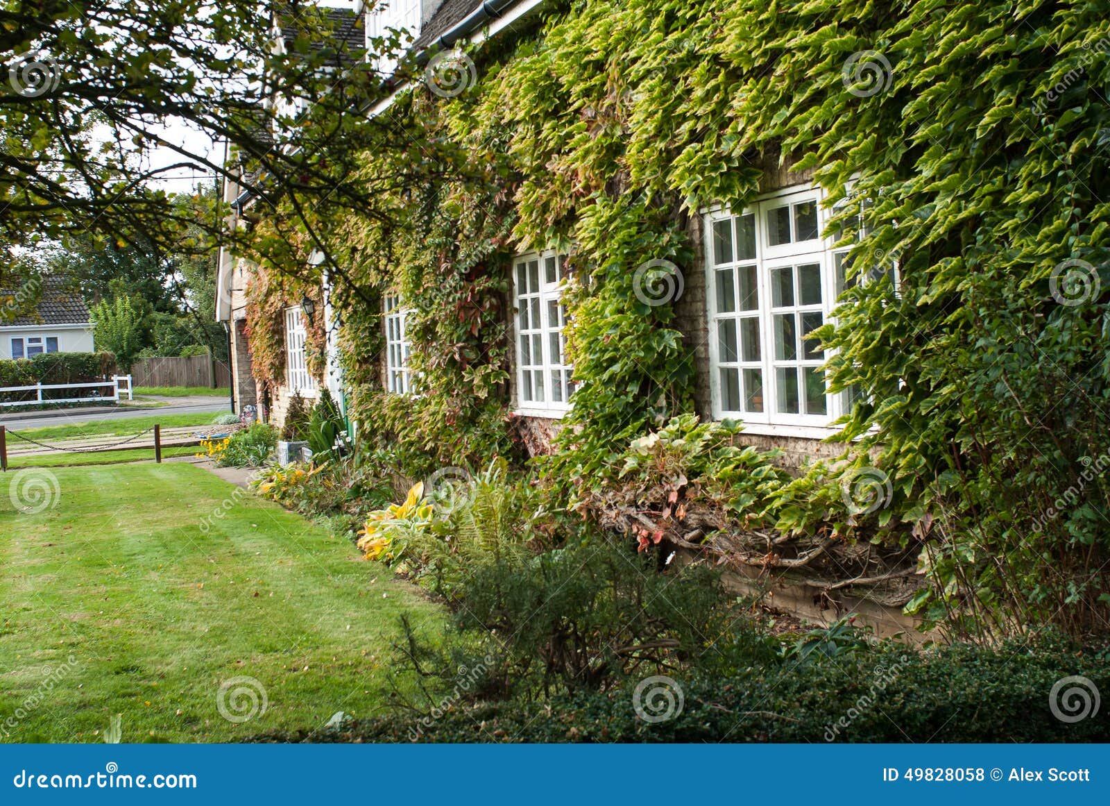 Maison De Campagne Et Jardin Anglais Photo stock - Image du jardin ...