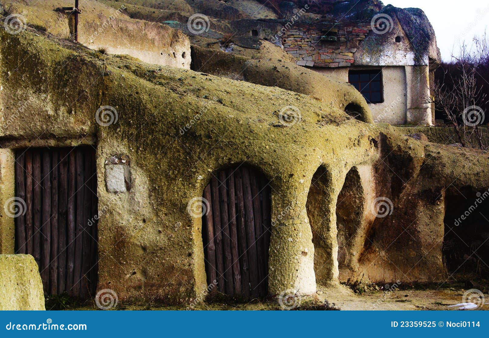 Maison de caverne image stock. Image du lifestyle, briques - 23359525