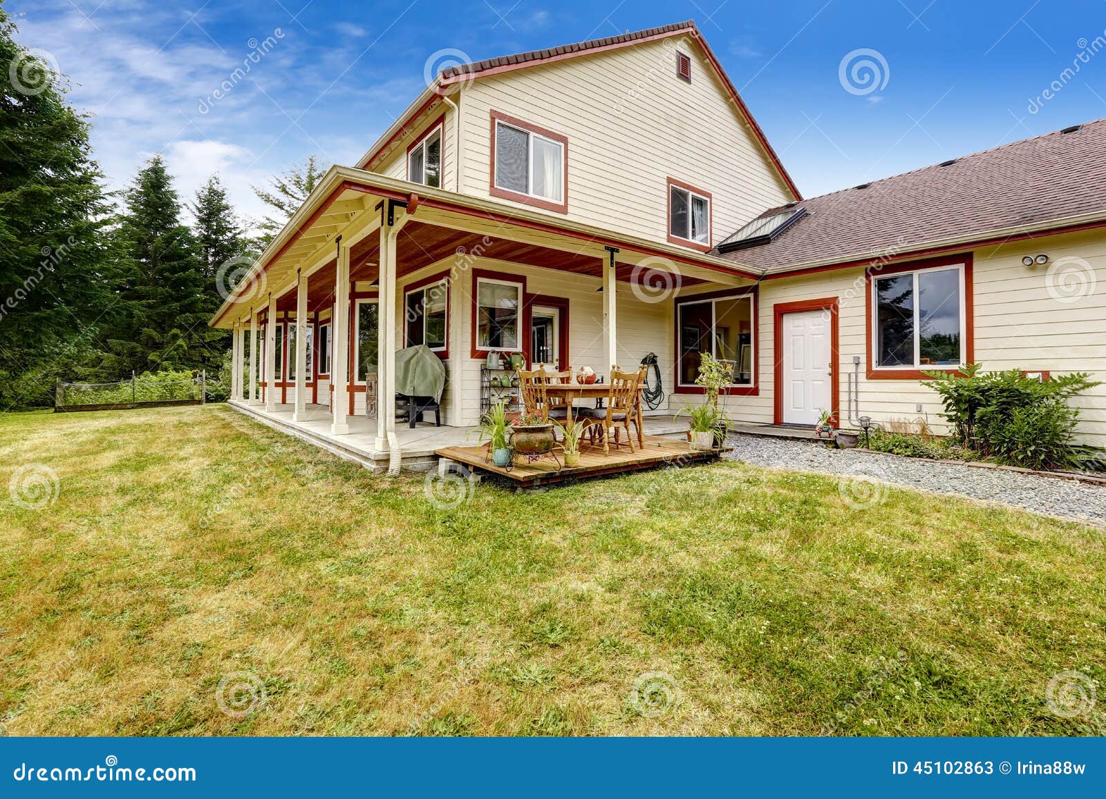Maison De Ferme Avec Le Secteur De Patio Image stock - Image du ...