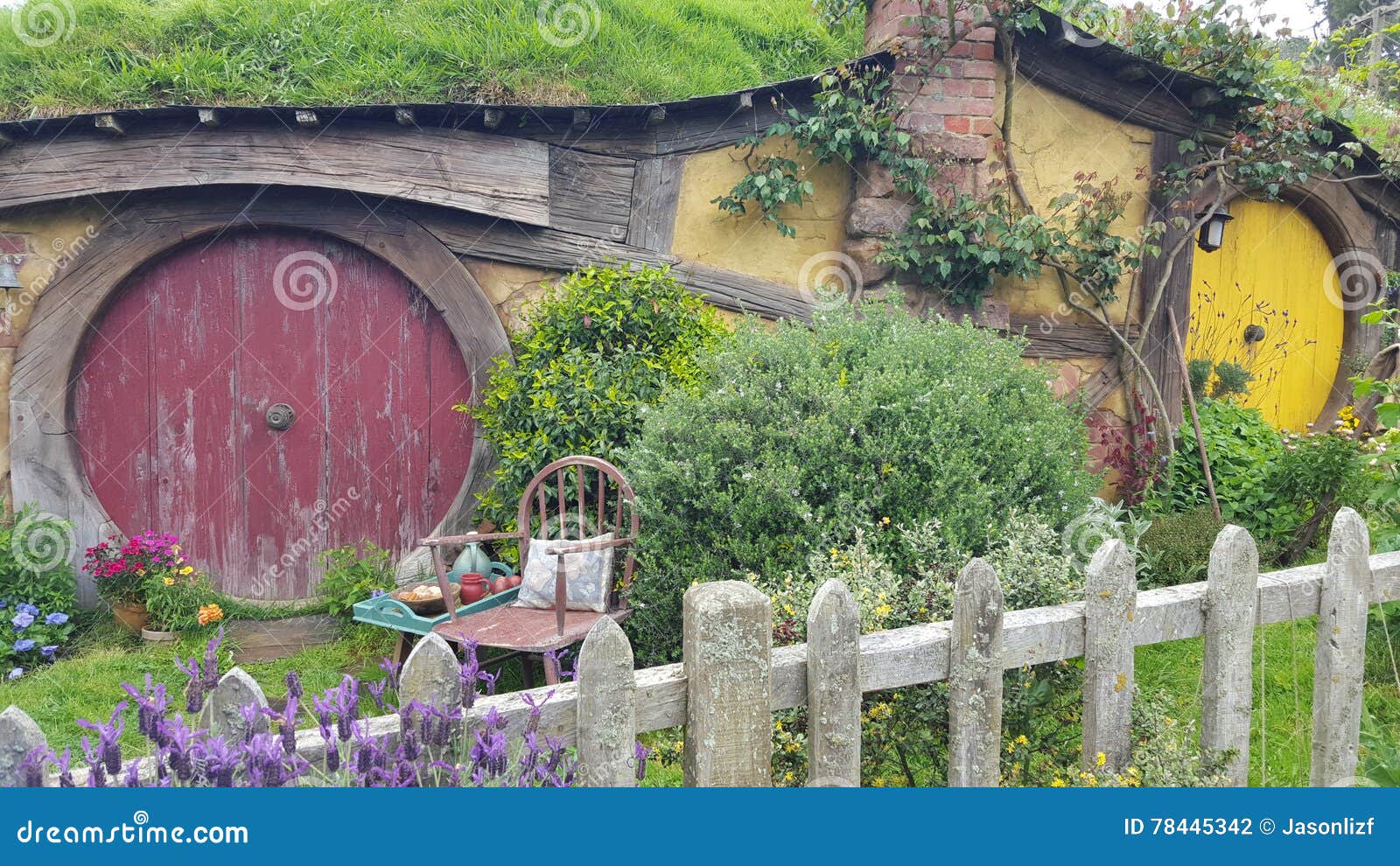 Maison de Hobit photographie éditorial. Image du jardin - 78445342