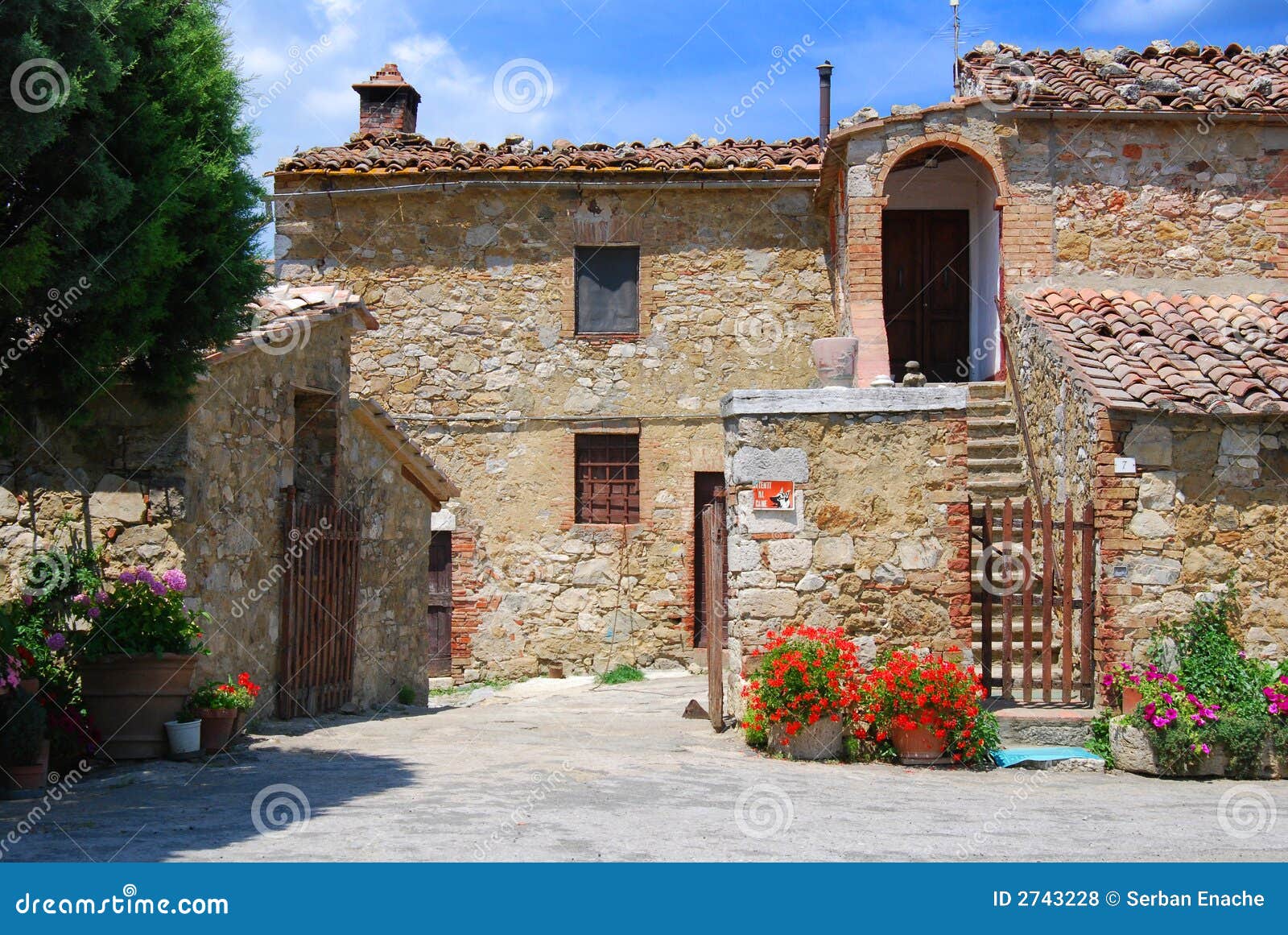 Maison de la Toscane photo stock. Image du toscane, résidence - 2743228