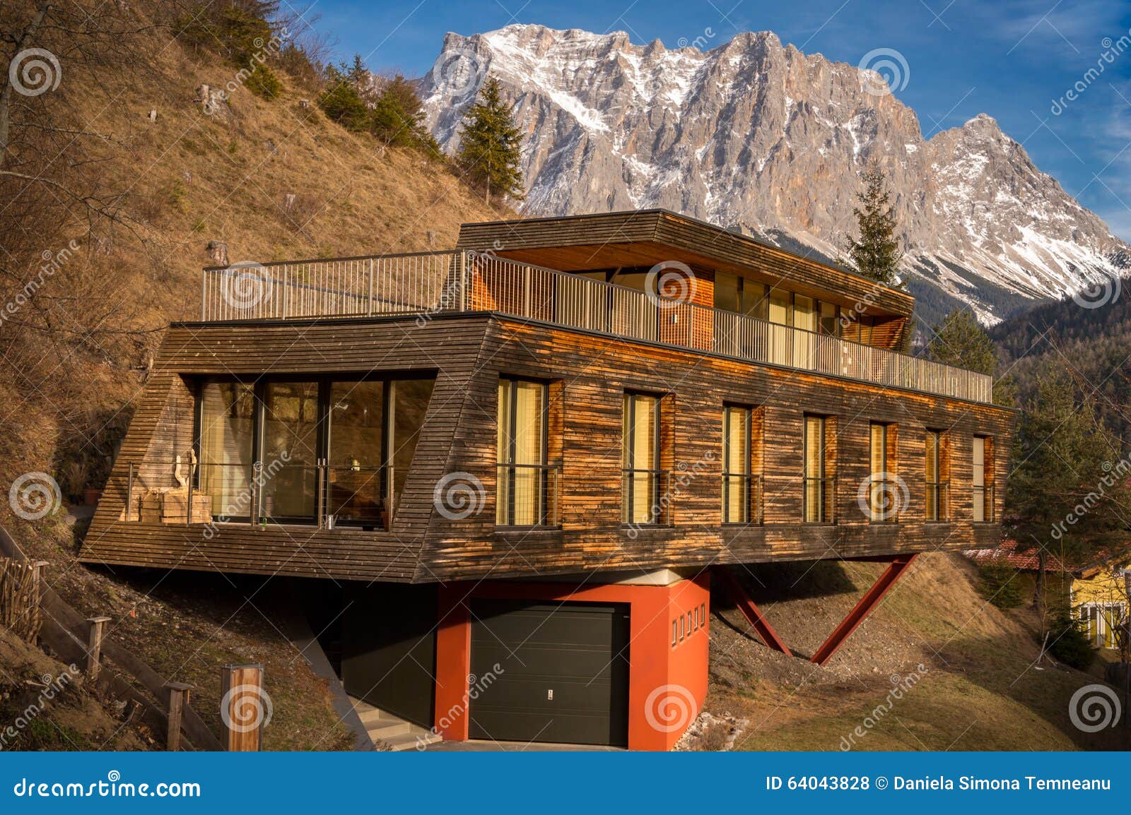 Maison De Montagne Avec L'architecture Moderne Photo stock - Image du ...