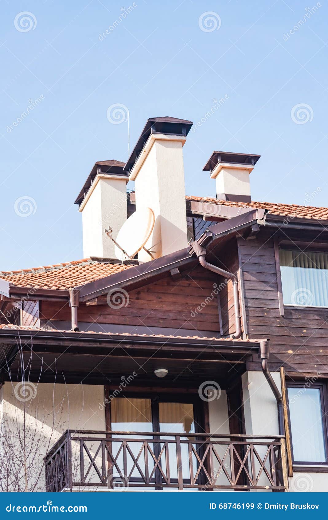 Maison De Pignon Avec Un Toit Image stock - Image du moderne, toit ...