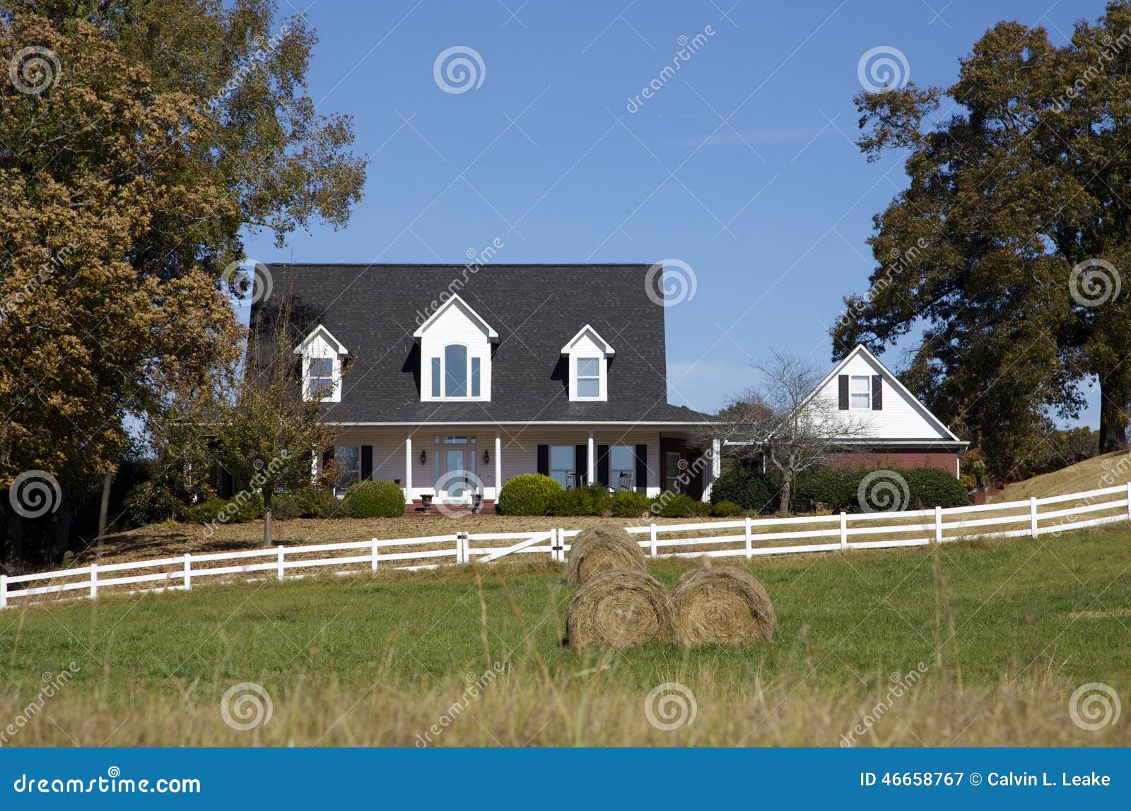 Maison De Style De Ranch Dans Le Pays Image stock - Image du suburbain ...