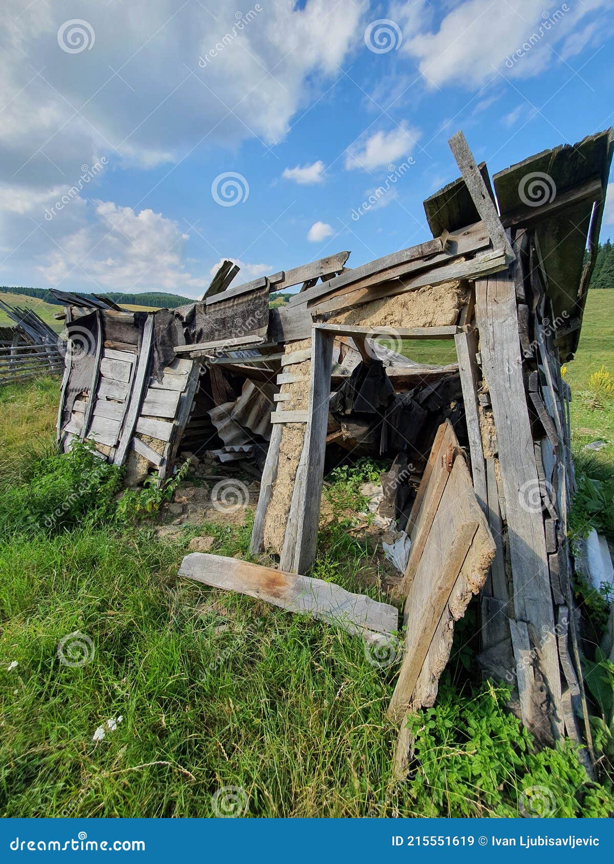 Maison de village cassée image stock. Image du nature - 215551619