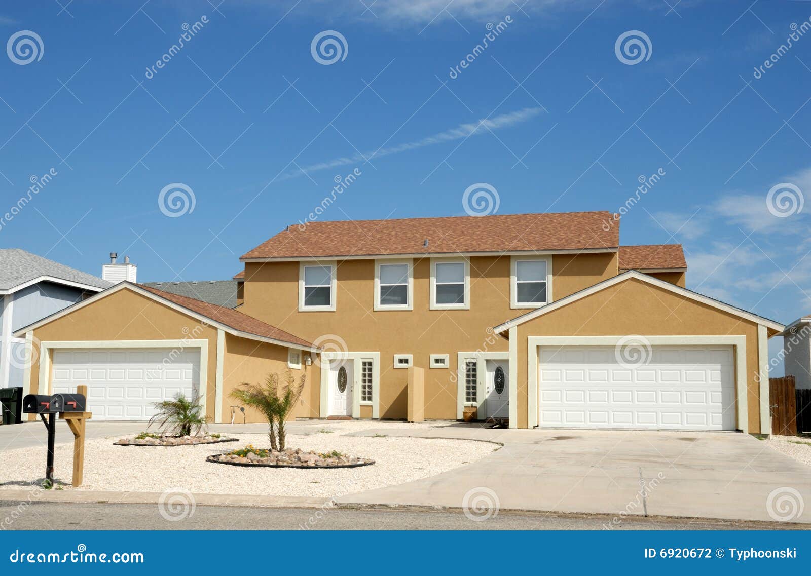 Maison duplex photo stock. Image du investissement, résidentiel - 6920672