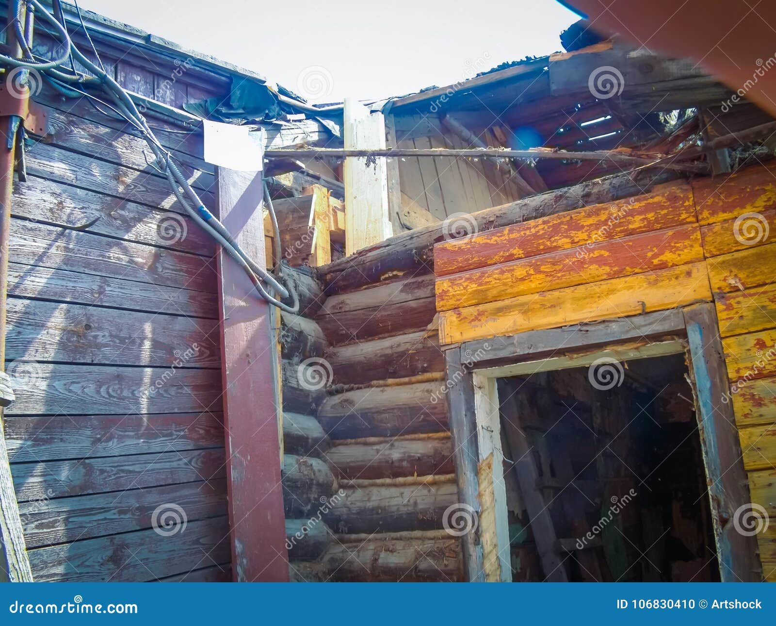 Maison en bois cassée photo stock. Image du grange, fond - 106830410