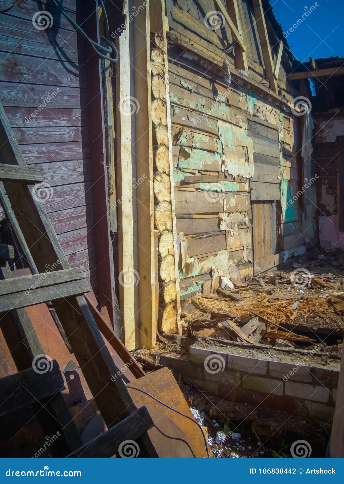 Maison en bois cassée photo stock. Image du fond, vieux - 106830442