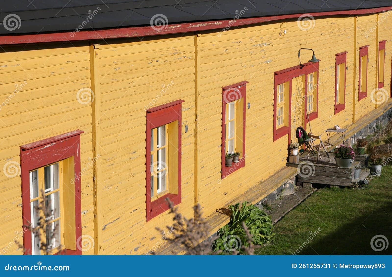 Maison En Bois Finlandaise Jaune Et Rouge Obraz Stock - Obraz złożonej ... Maison En Bois Finlandaise Jaune Et Rouge Obraz Stock - Obraz złożonej ...