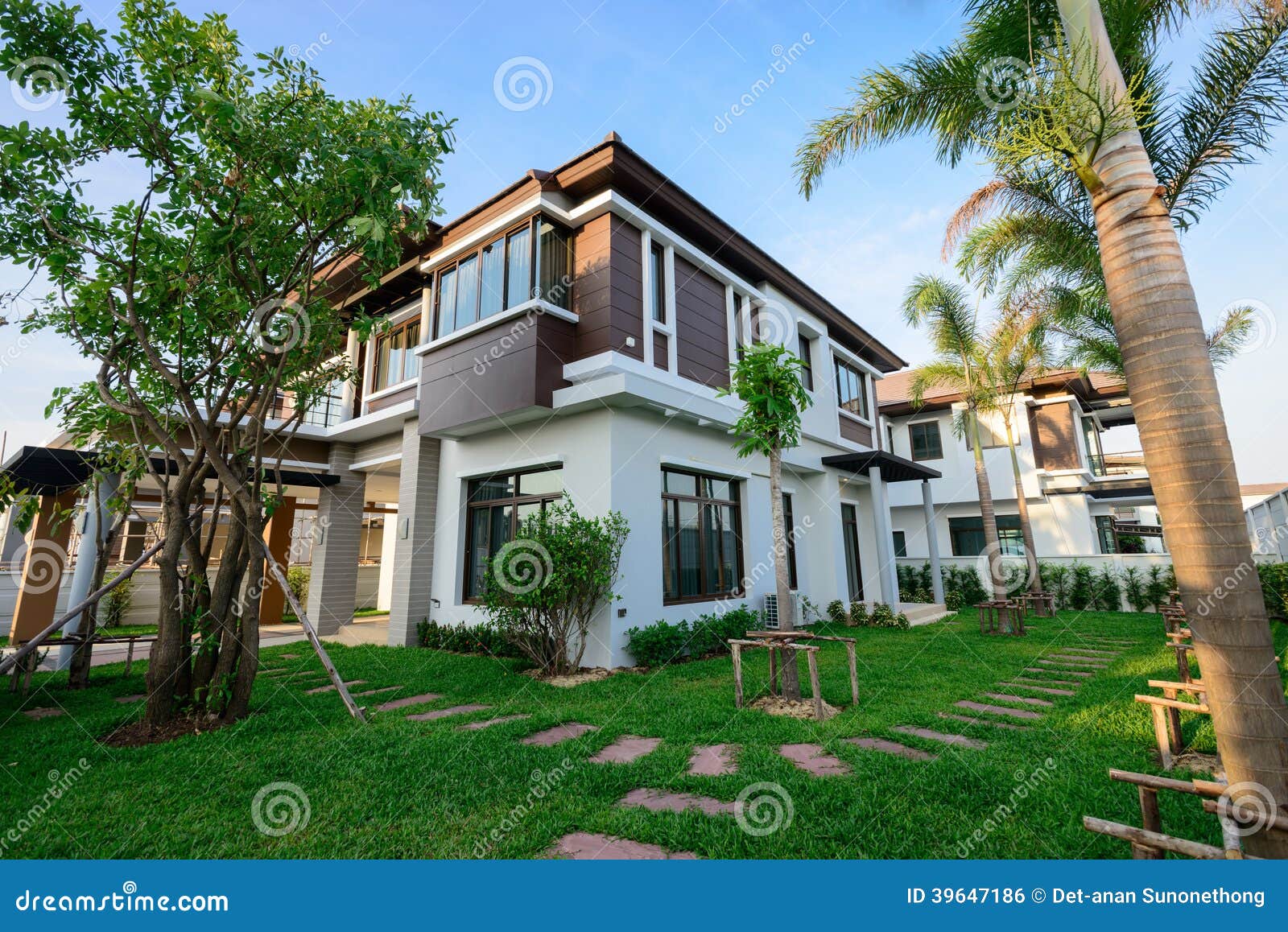 Maison et jardin modernes photo stock. Image of logement - 39647186