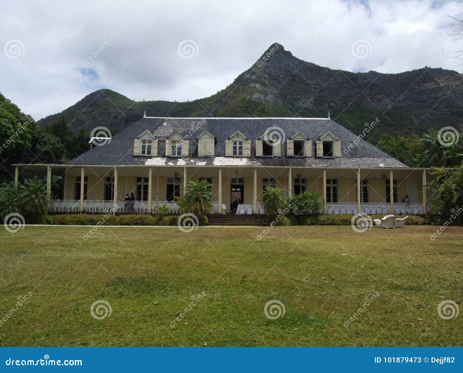 The Creole House Restaurant And Oyster Bar On Canal Street With People ...