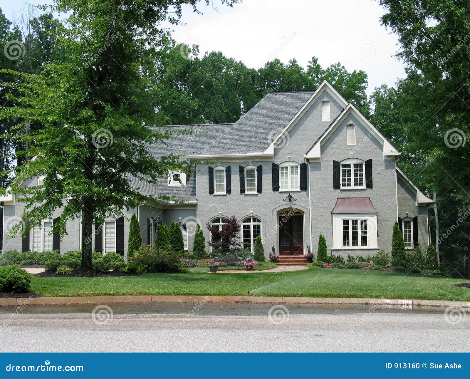 Maison grise d'upscale photo stock. Image du demeure, logement - 913160