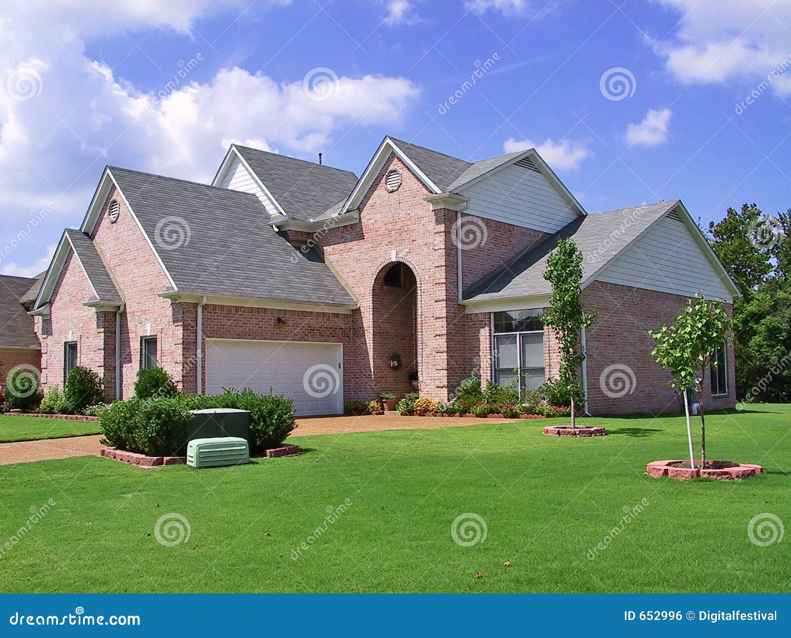 Maison Individuelle Suburbaine Riche Photo stock - Image du assurance ...