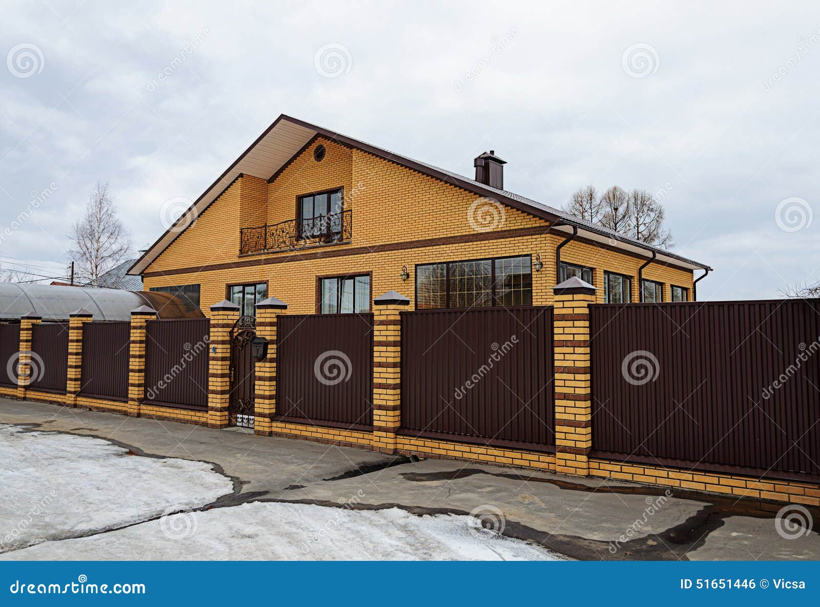 Maison Jaune Moderne De Brique Avec Le Balcon Photo stock - Image du ...