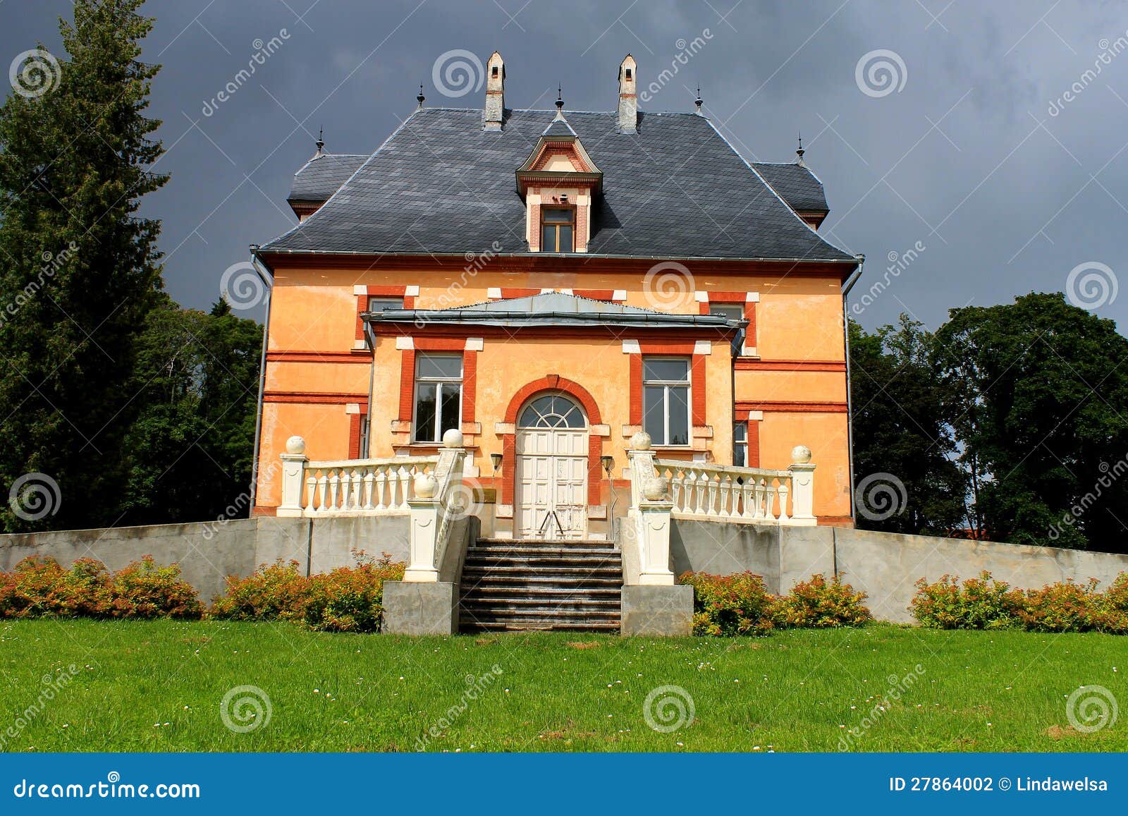 Maison noble de famille photo stock. Image du famille - 27864002
