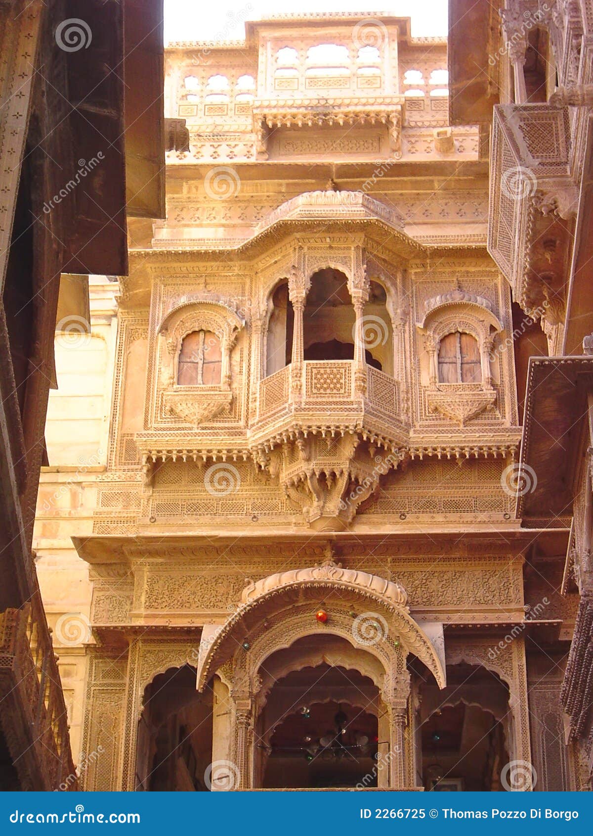 Maison Orientale Avec Le Balcon Image stock - Image du maison, balcon ...