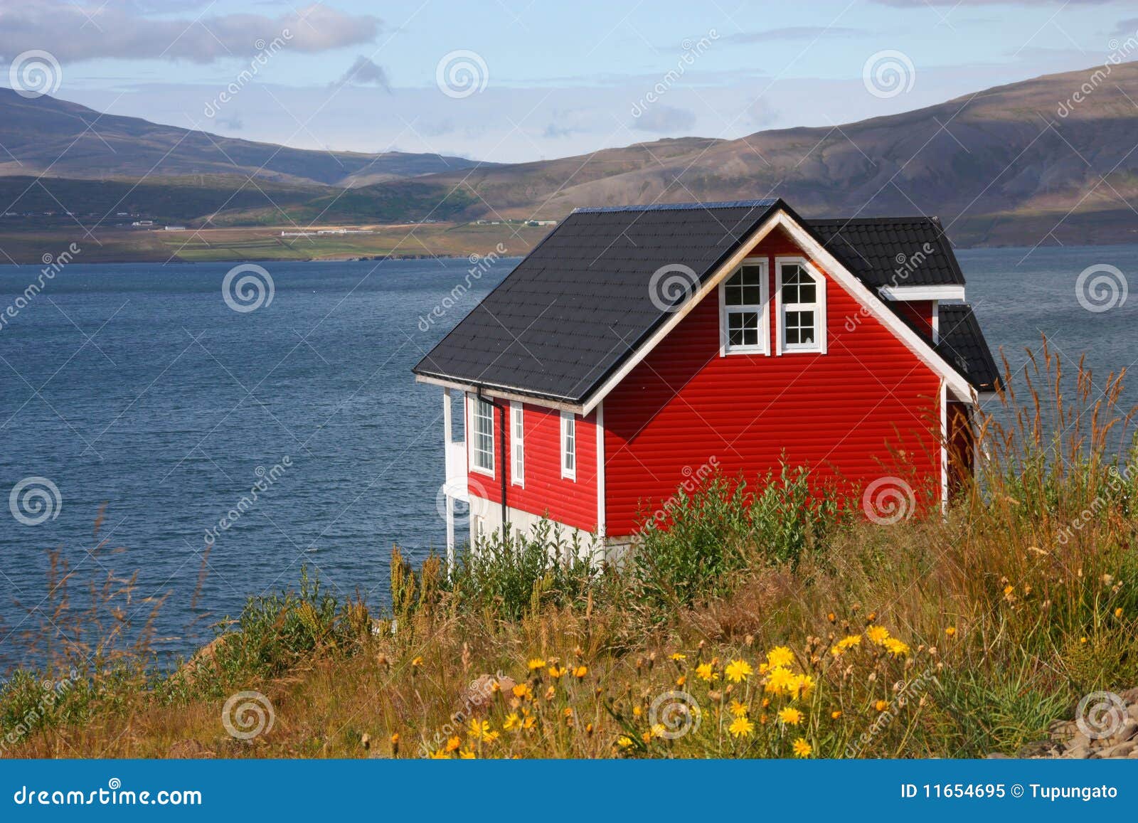 Maison rouge image stock. Image du paysage, normal, traditionnel - 11654695