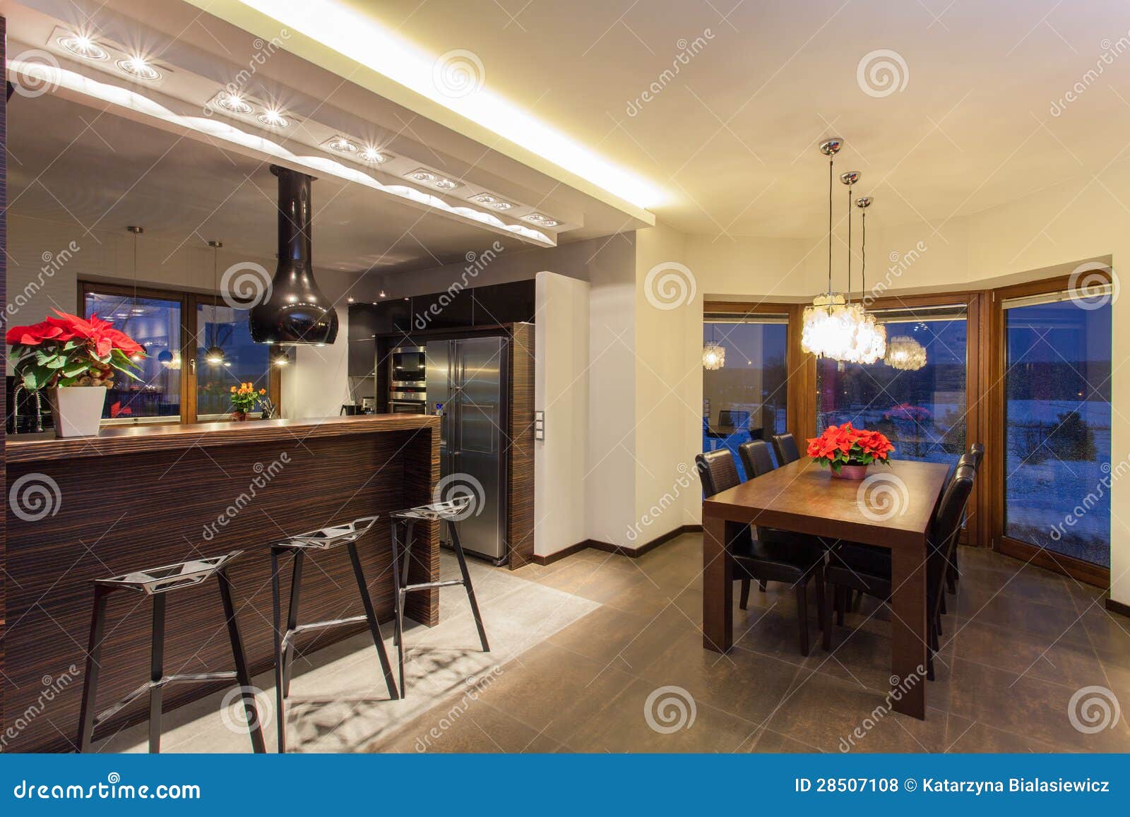 Maison Rouge - Comptoir De Cuisine Et Table Photo stock - Image du neuf ...