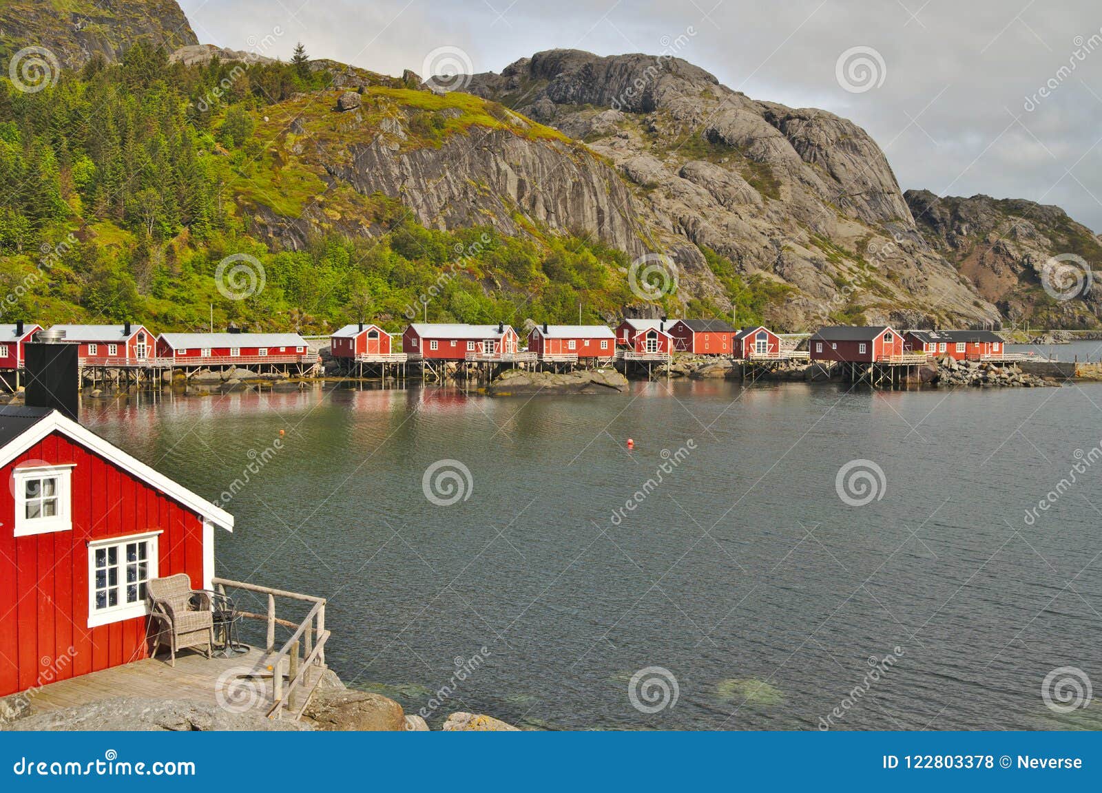 Maison Rouge En Bois Traditionnelle De Rorbu Photo stock - Image du été ...