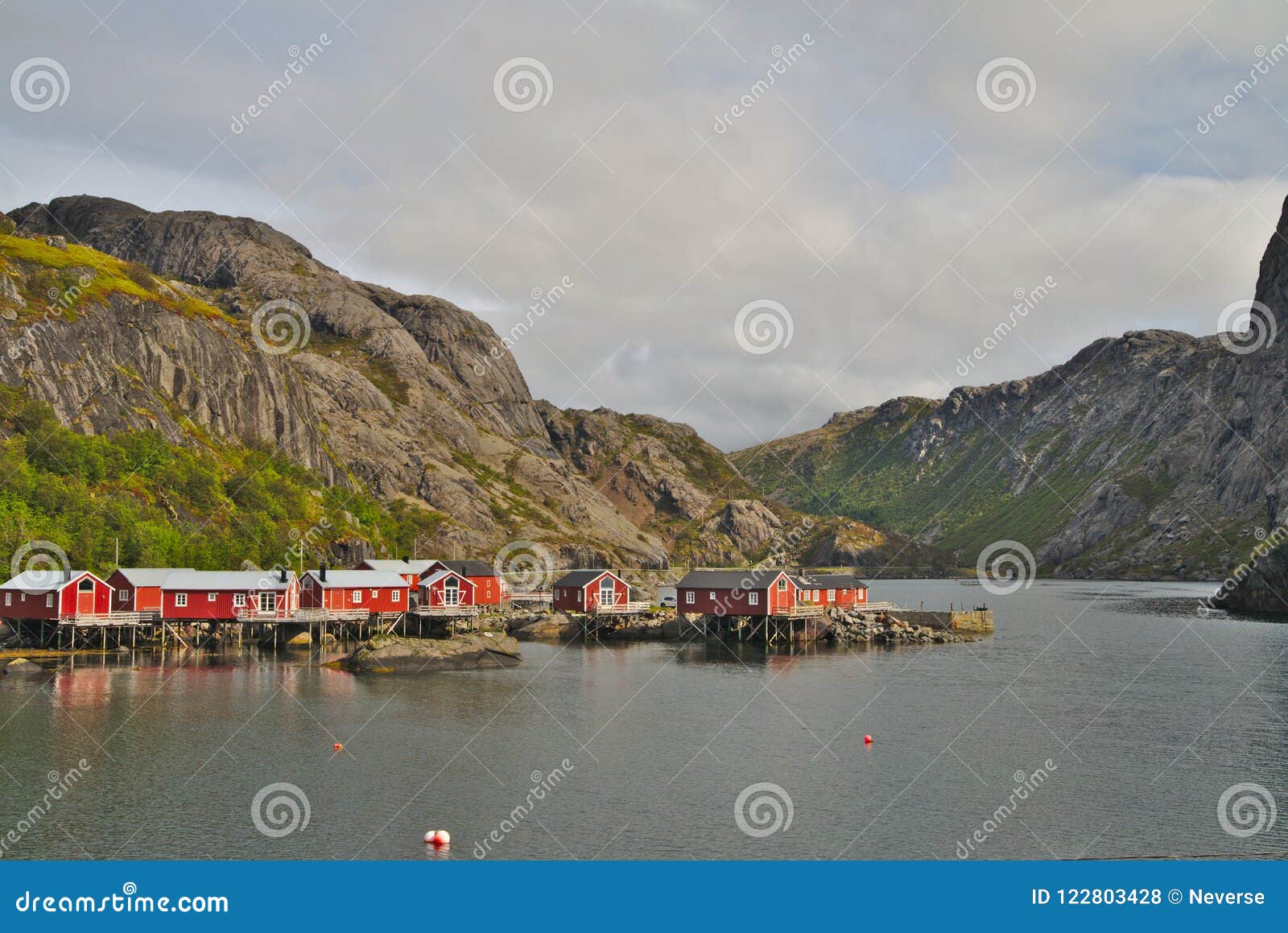 Maison Rouge En Bois Traditionnelle De Rorbu Photo stock - Image du ...
