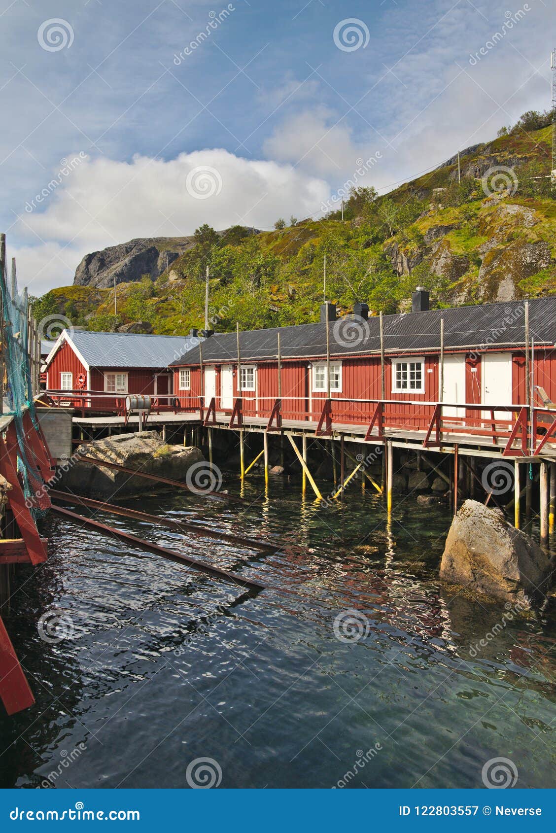 Maison Rouge En Bois Traditionnelle De Rorbu Photographie éditorial ...