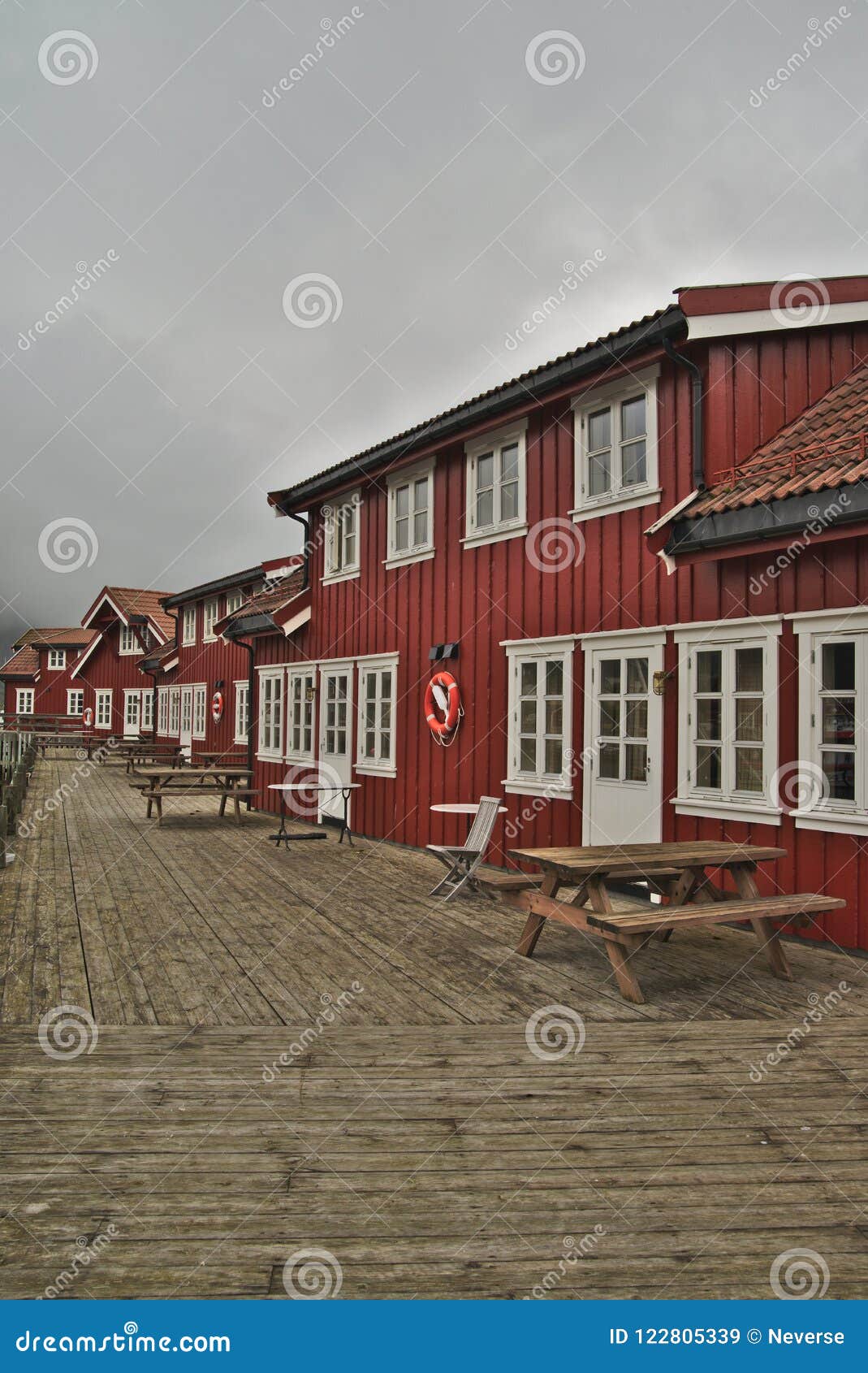 Maison Rouge En Bois Traditionnelle De Rorbu Image stock - Image du ...