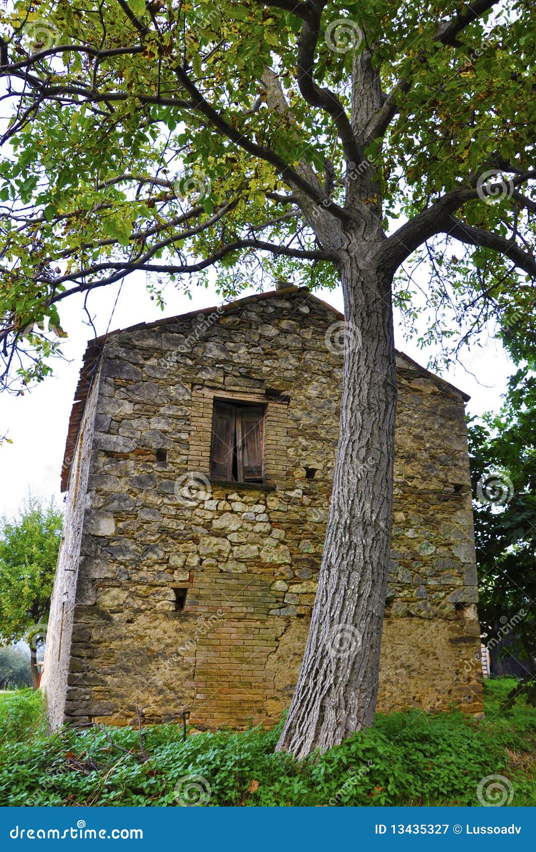 Maison rurale image stock. Image du hublot, vert, pelouse - 13435327