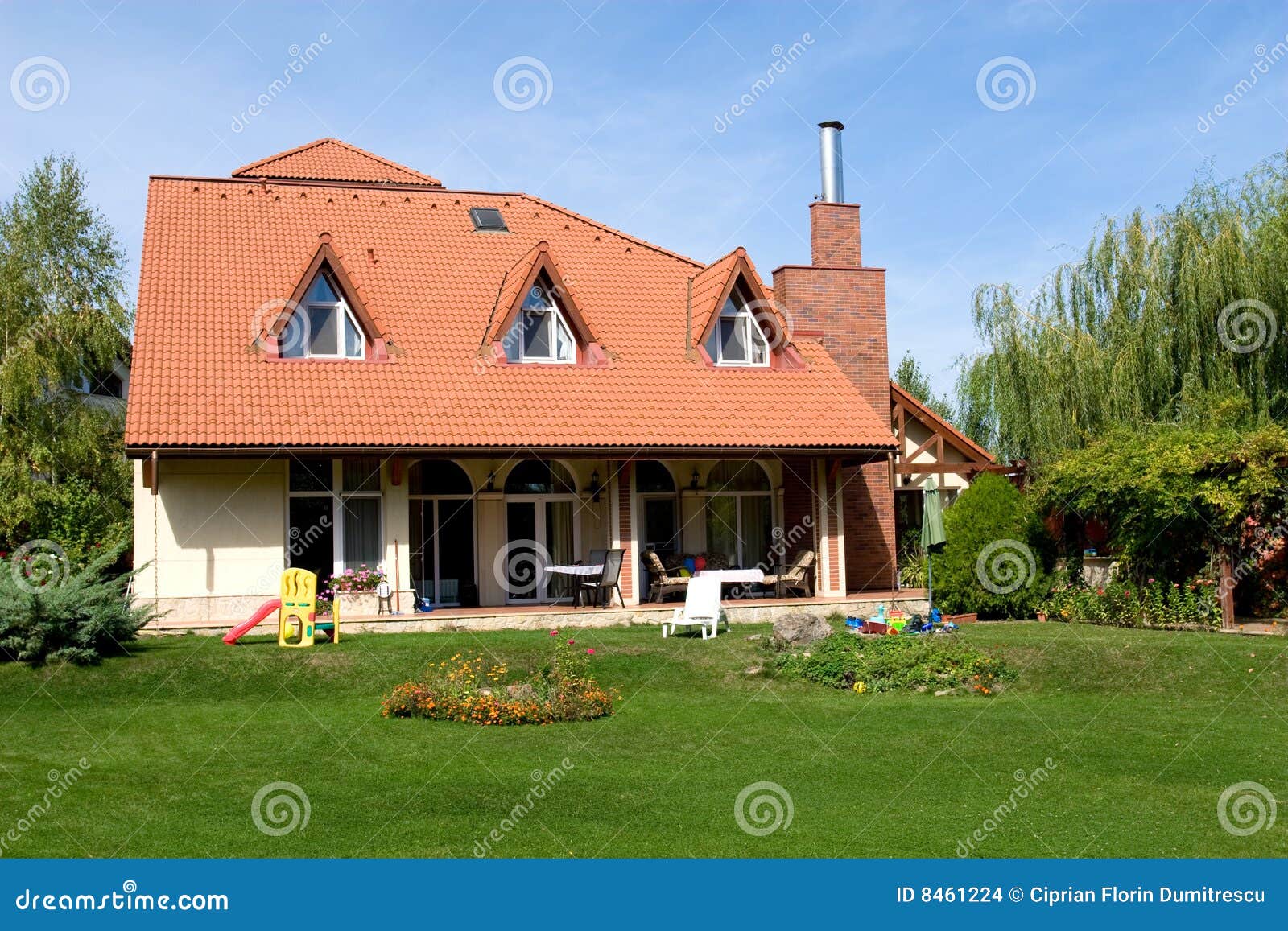 Maison simple photo stock. Image du simple, extérieur - 8461224