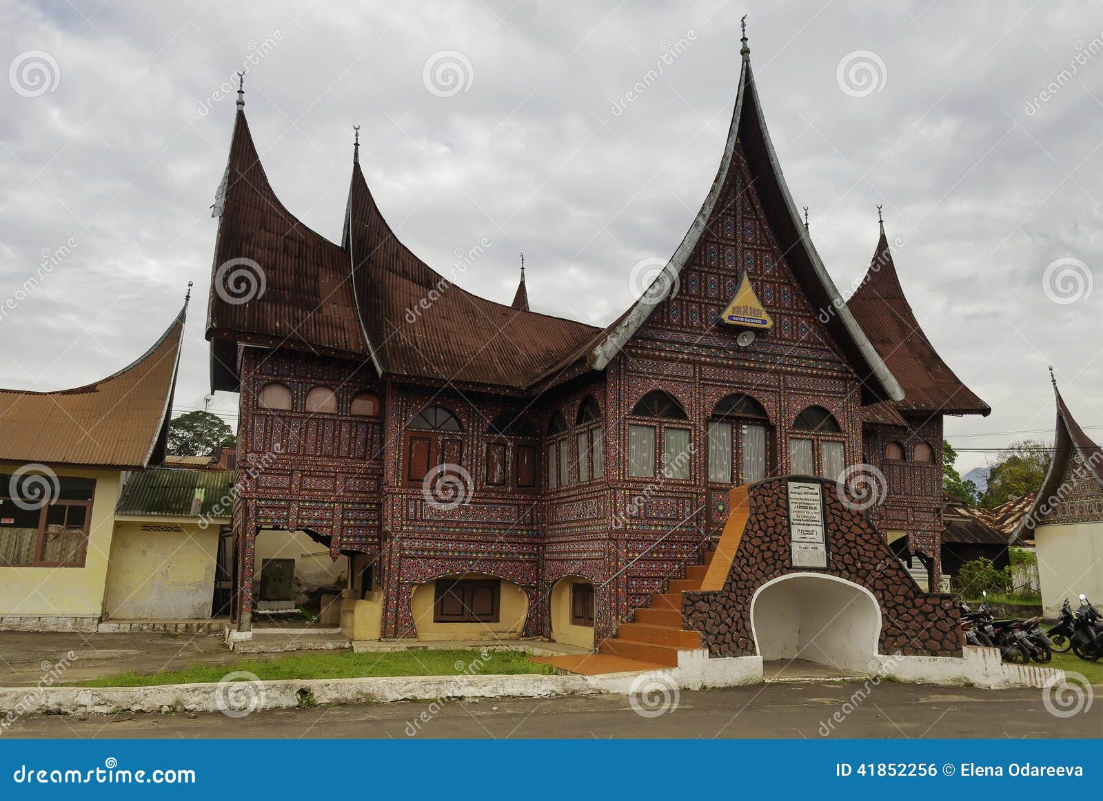 Maison Traditionnelle De Minangkabau Photo éditorial - Image du ...