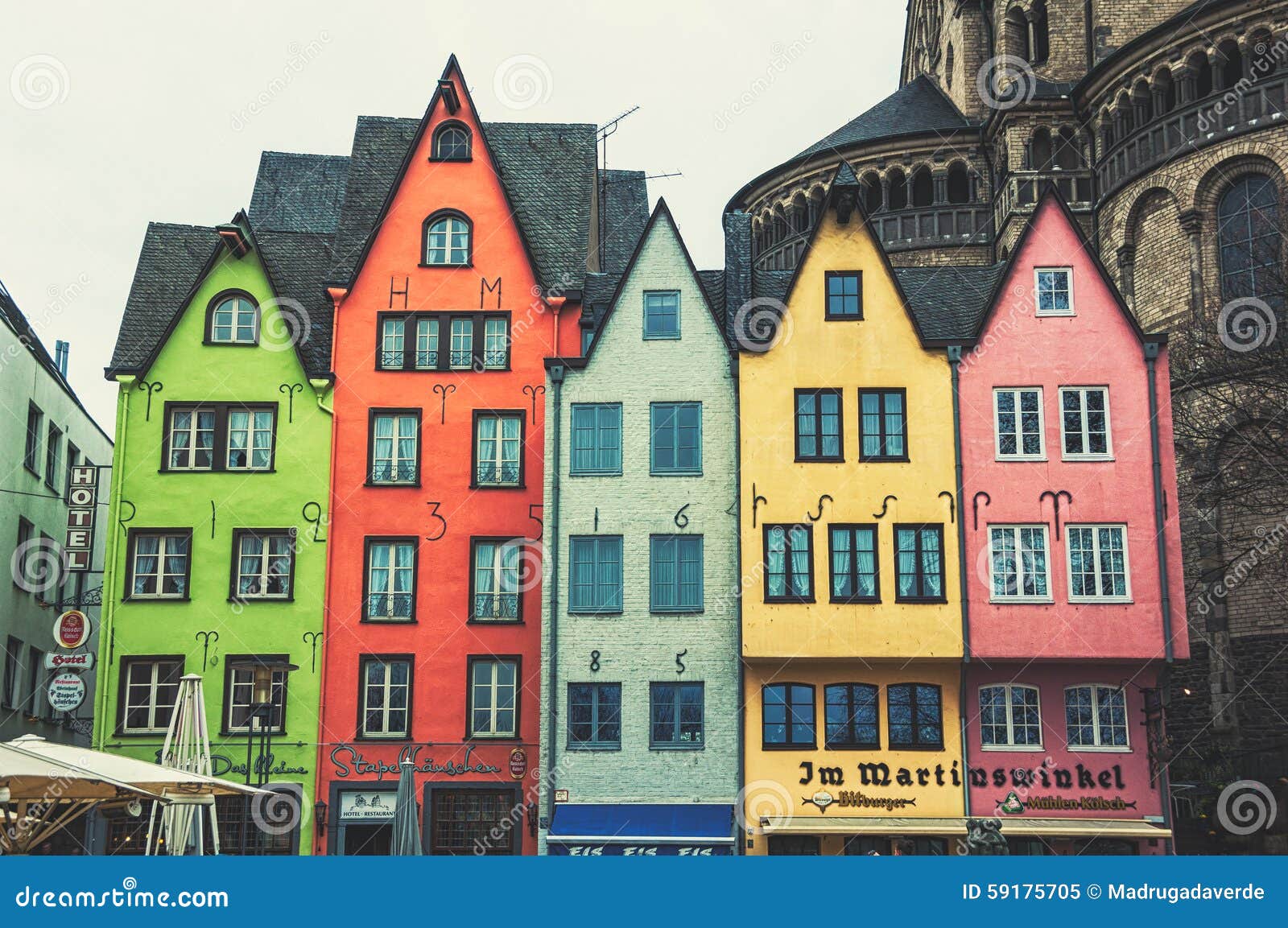 Maisons colorées à Cologne image éditorial. Image du vert - 59175705
