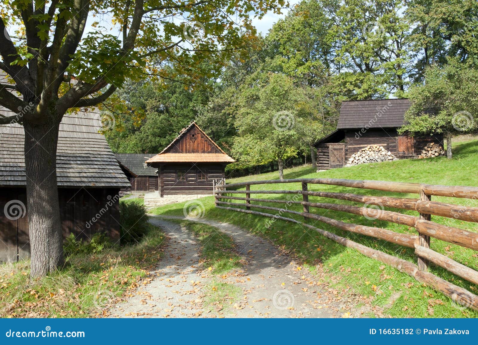 Maisons dans la campagne photo stock. Image du république - 16635182