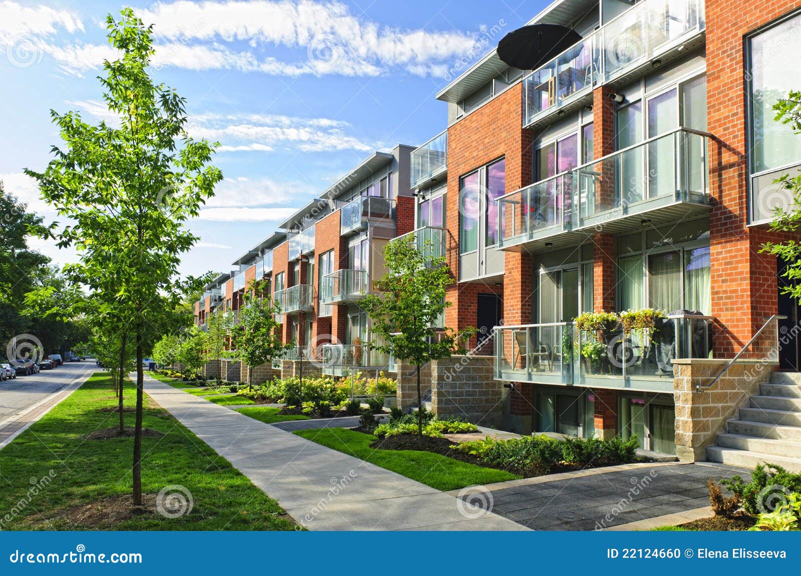 Maisons de ville modernes photo stock. Image du maison - 22124660