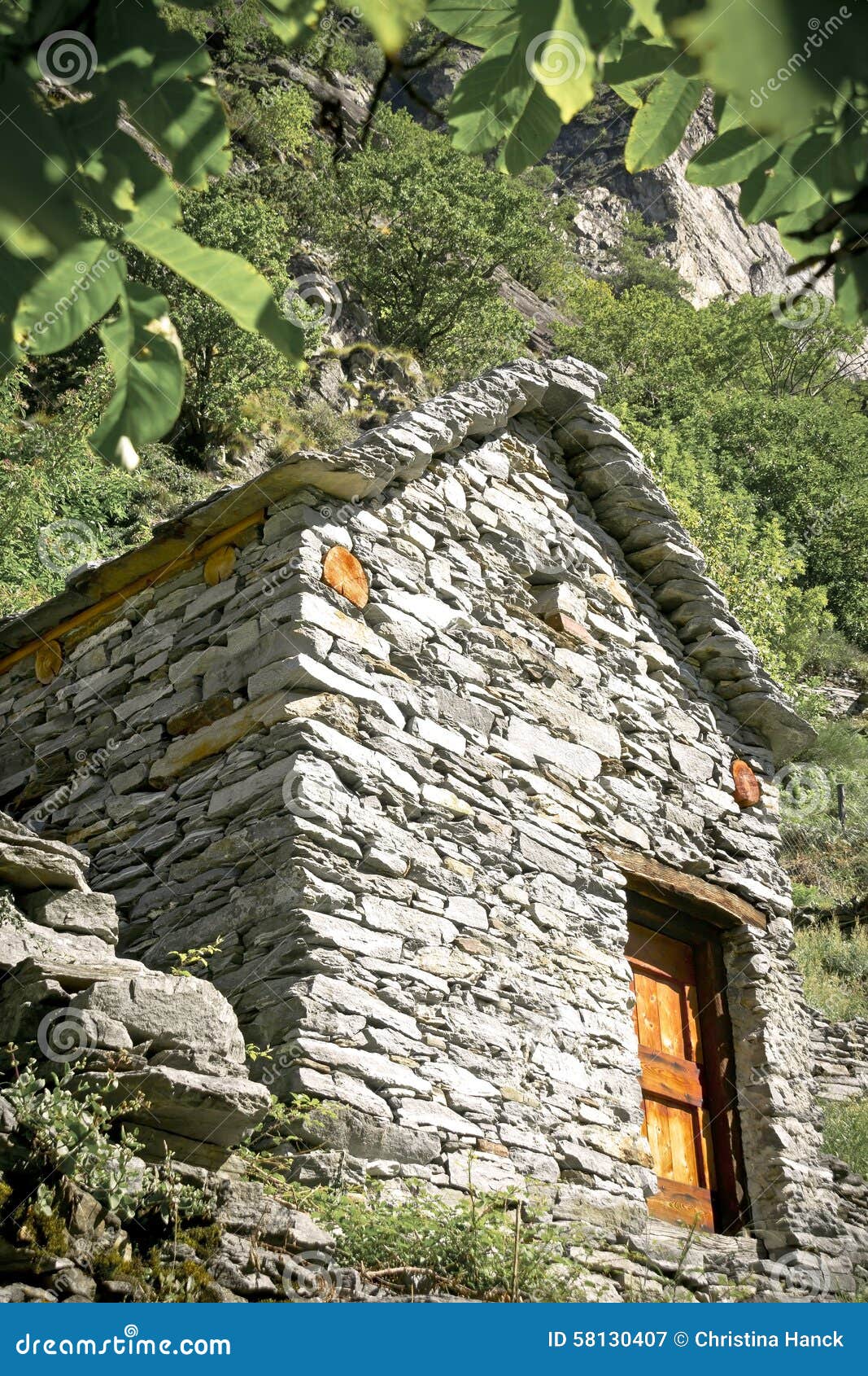 Maisons En Pierre, Rustico, Tessin Image stock - Image du pâturage ...
