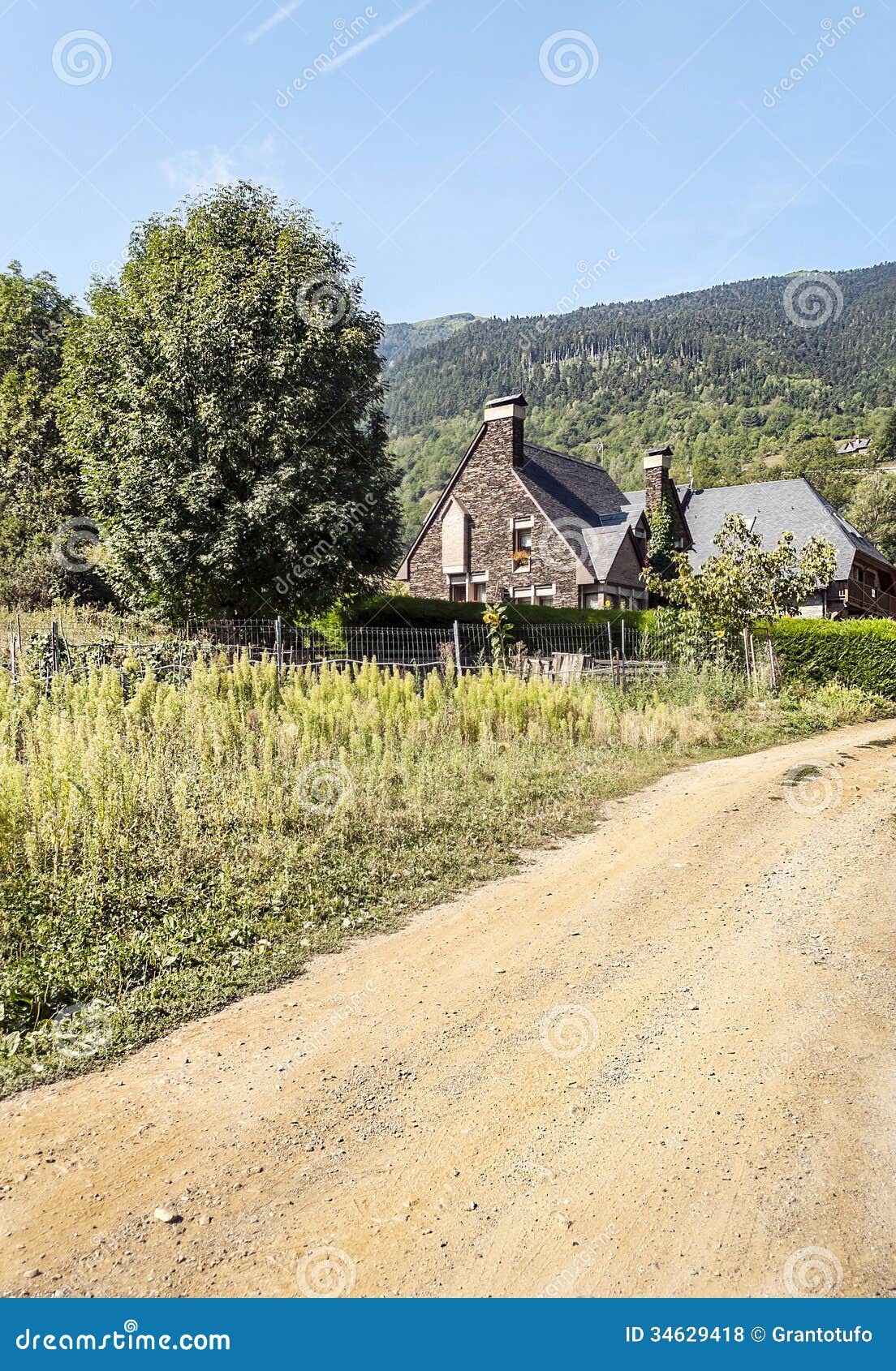 Maisons rurales photo stock. Image du rural, paisible - 34629418
