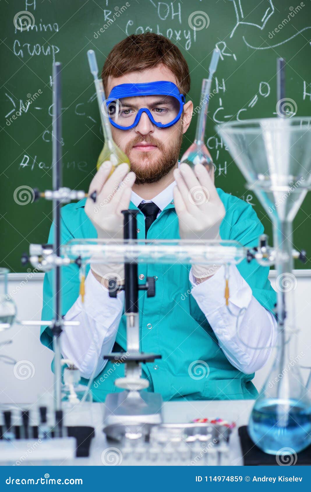 Make experiments in lab stock image. Image of college - 114974859