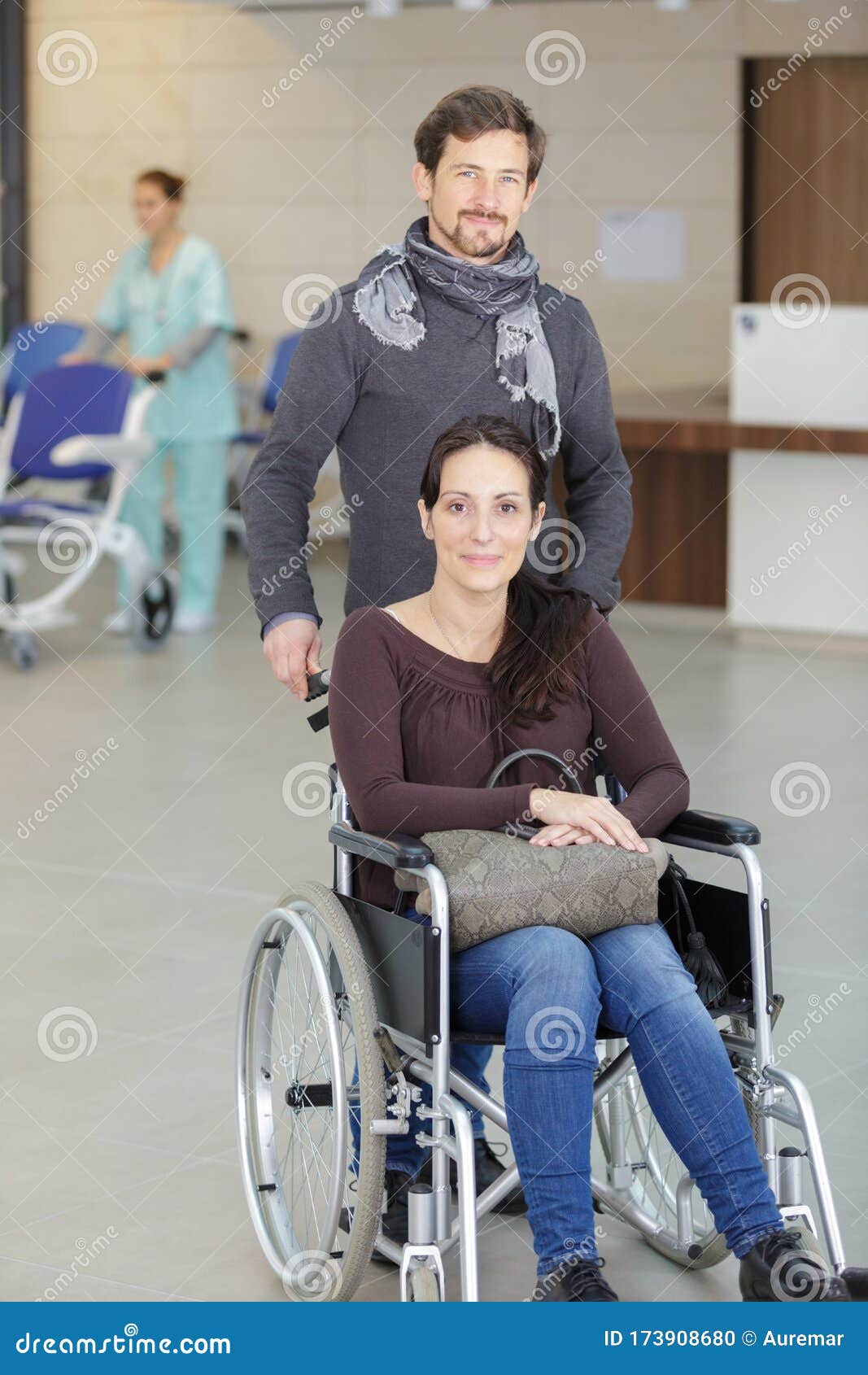 Make Och Patient Som Sitter I Rullstol Arkivfoto - Bild av person ...