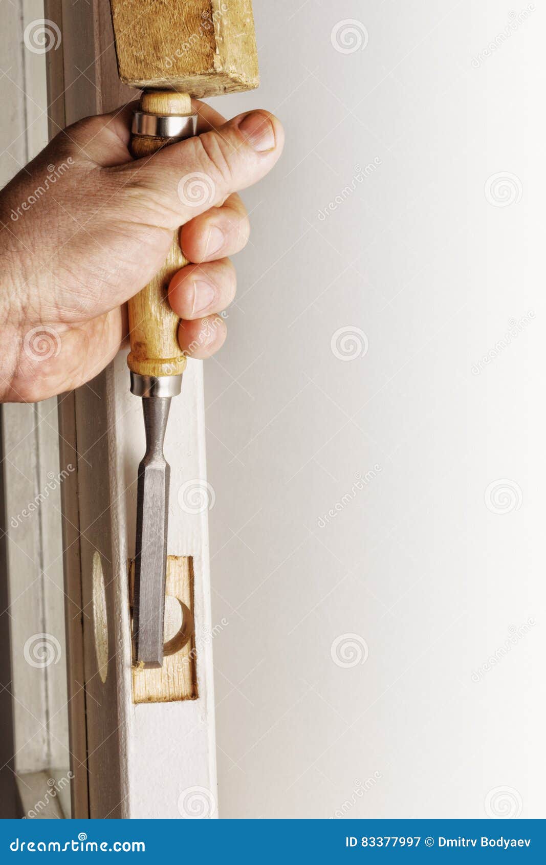 Makend De Groef in De Deur, Met Een Beitel Stock Afbeelding - Image of ...