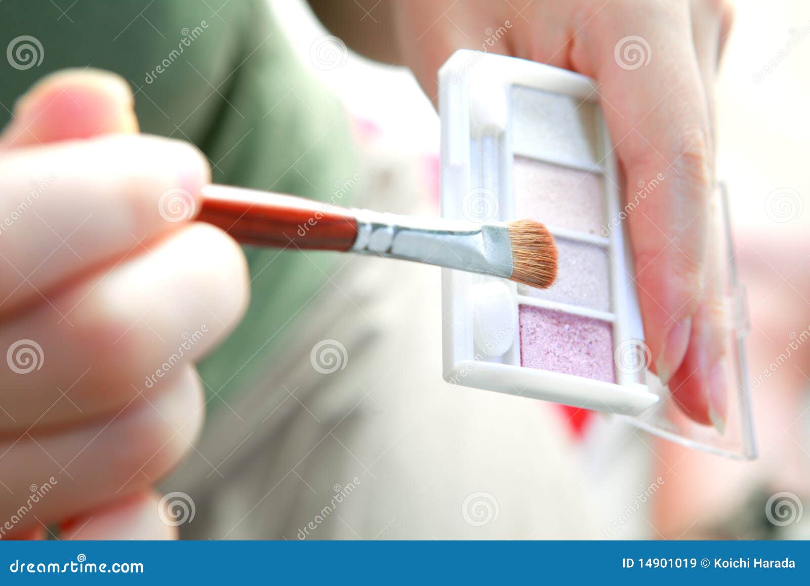 Makeup brush and powder stock image. Image of applying - 14901019