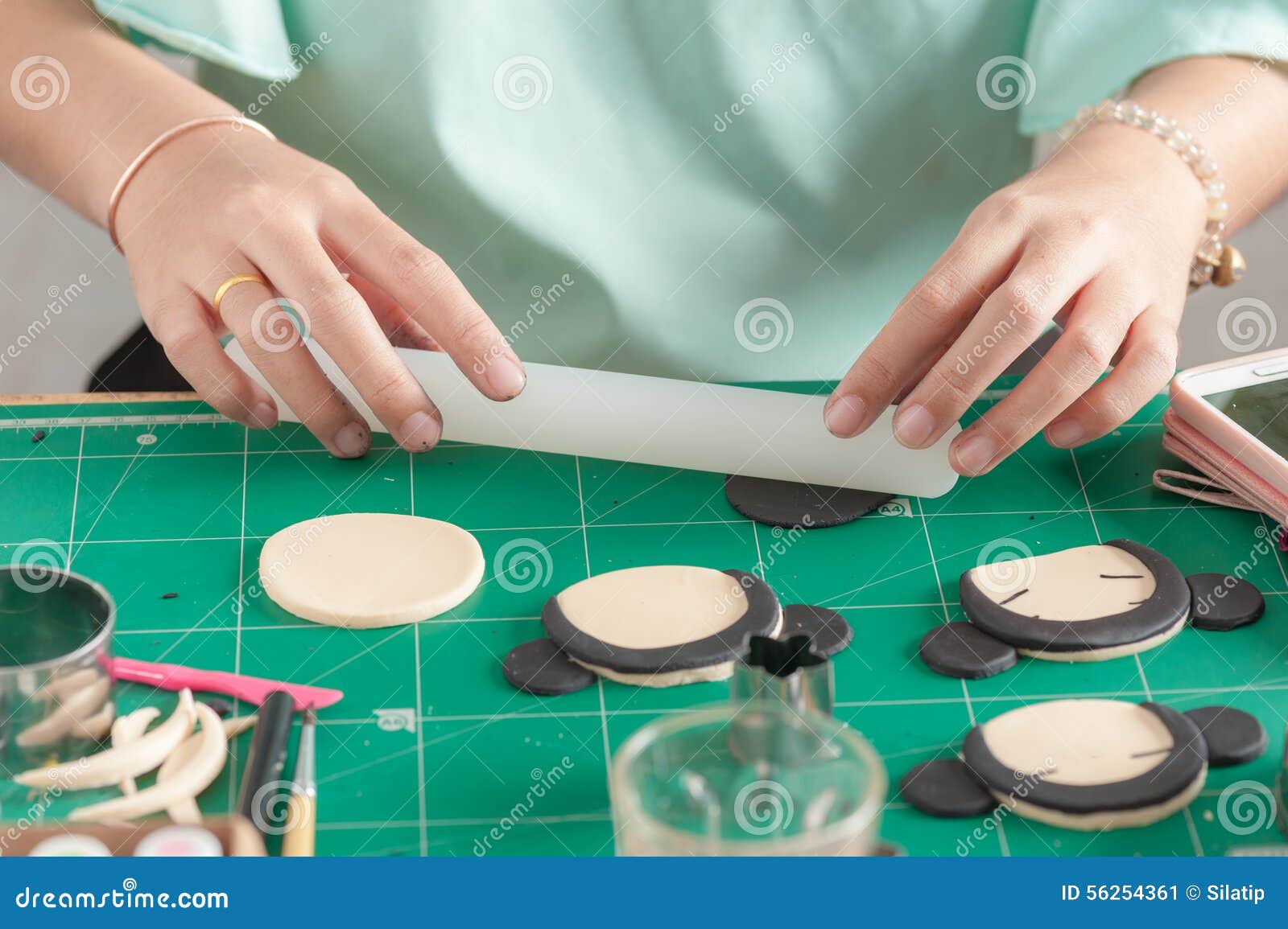 Making of fondant cake stock image. Image of process - 56254361