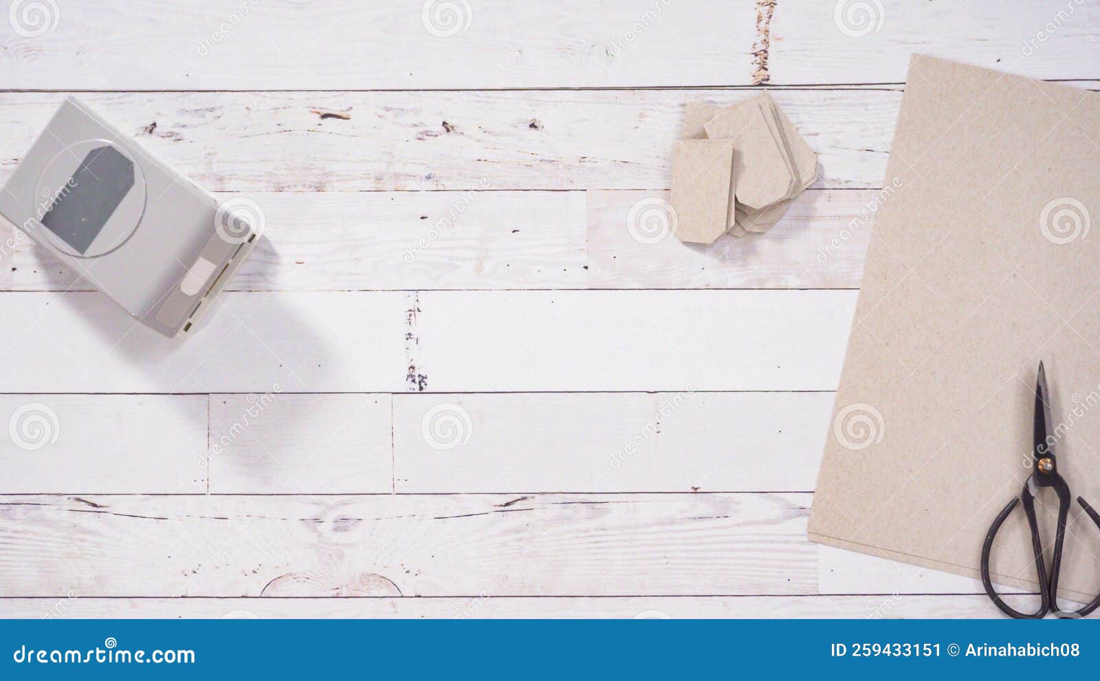 Making a gift tags stock image. Image of dessert, confectionary - 259433151